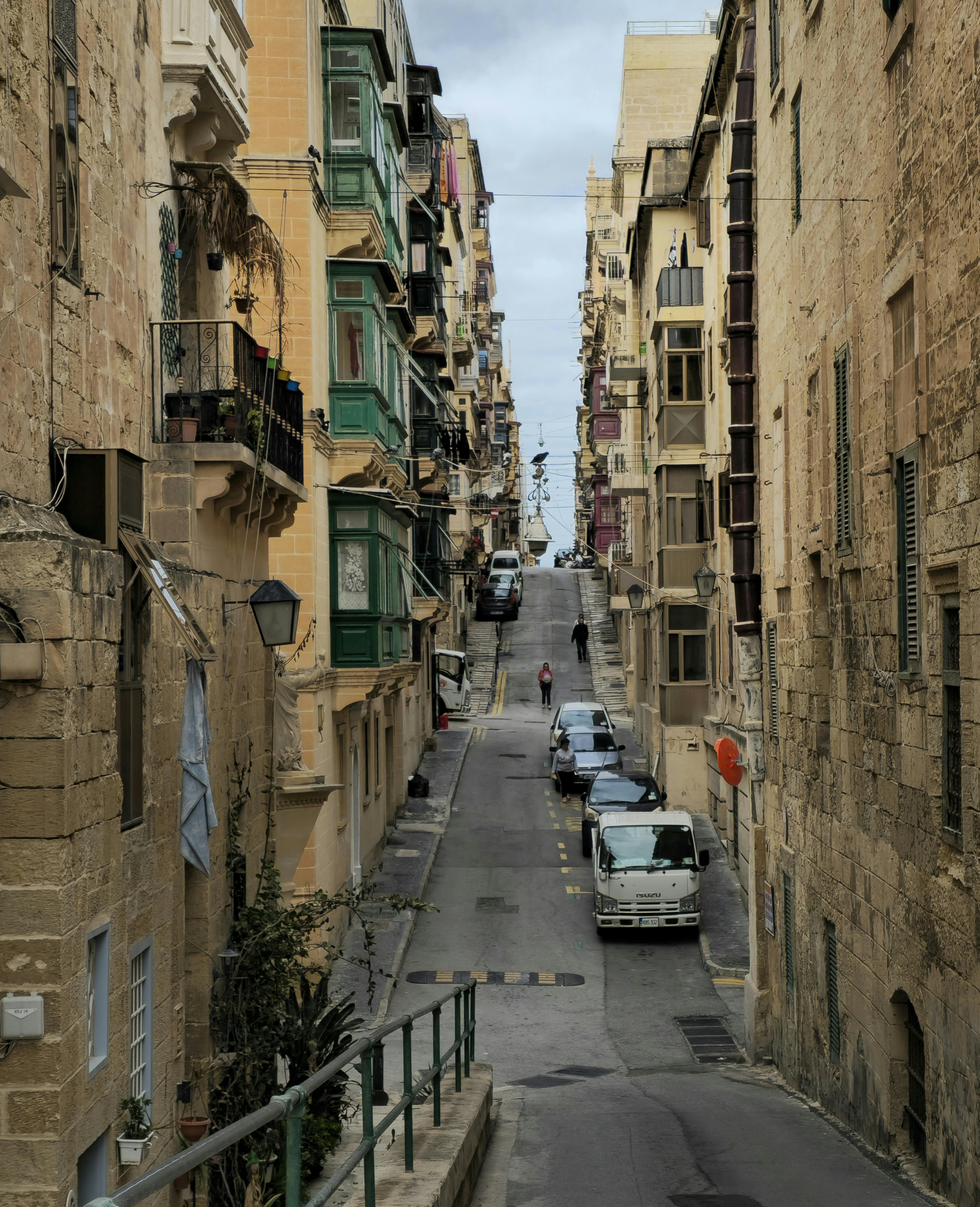 Uphill Street in City · Free Stock Photo