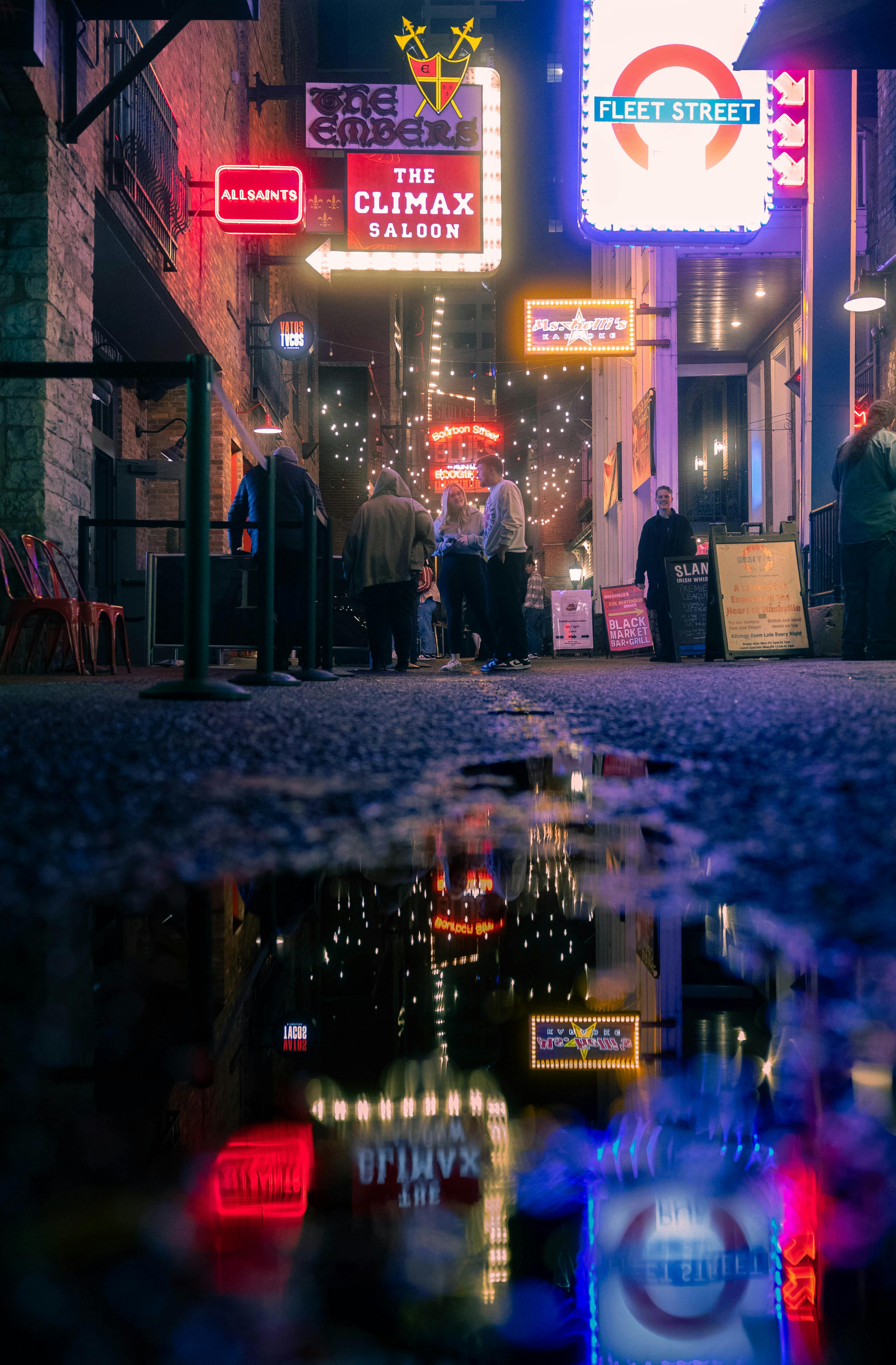 An Alley in a City at Night · Free Stock Photo