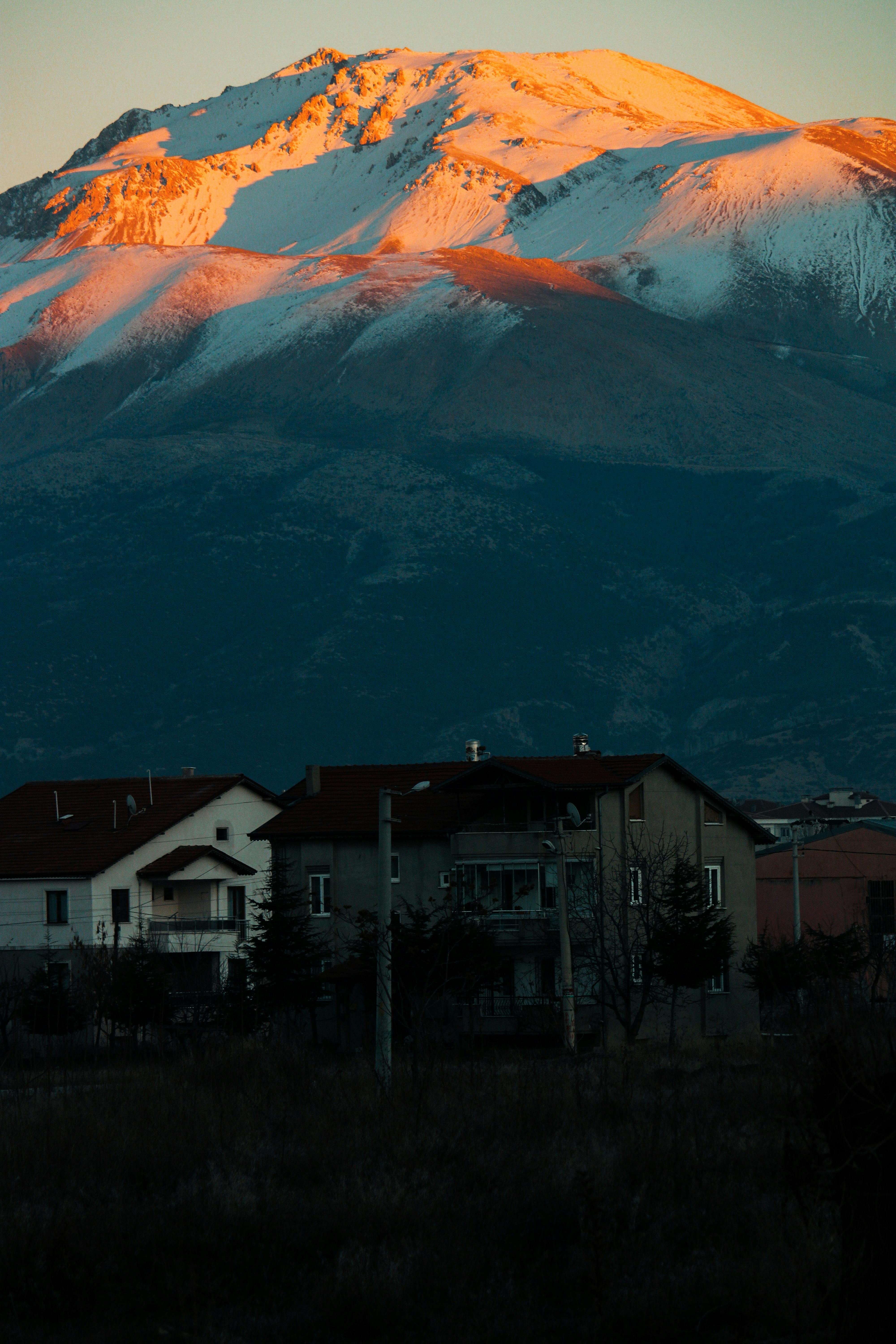 House Overlooking Valley Photos, Download The BEST Free House ...