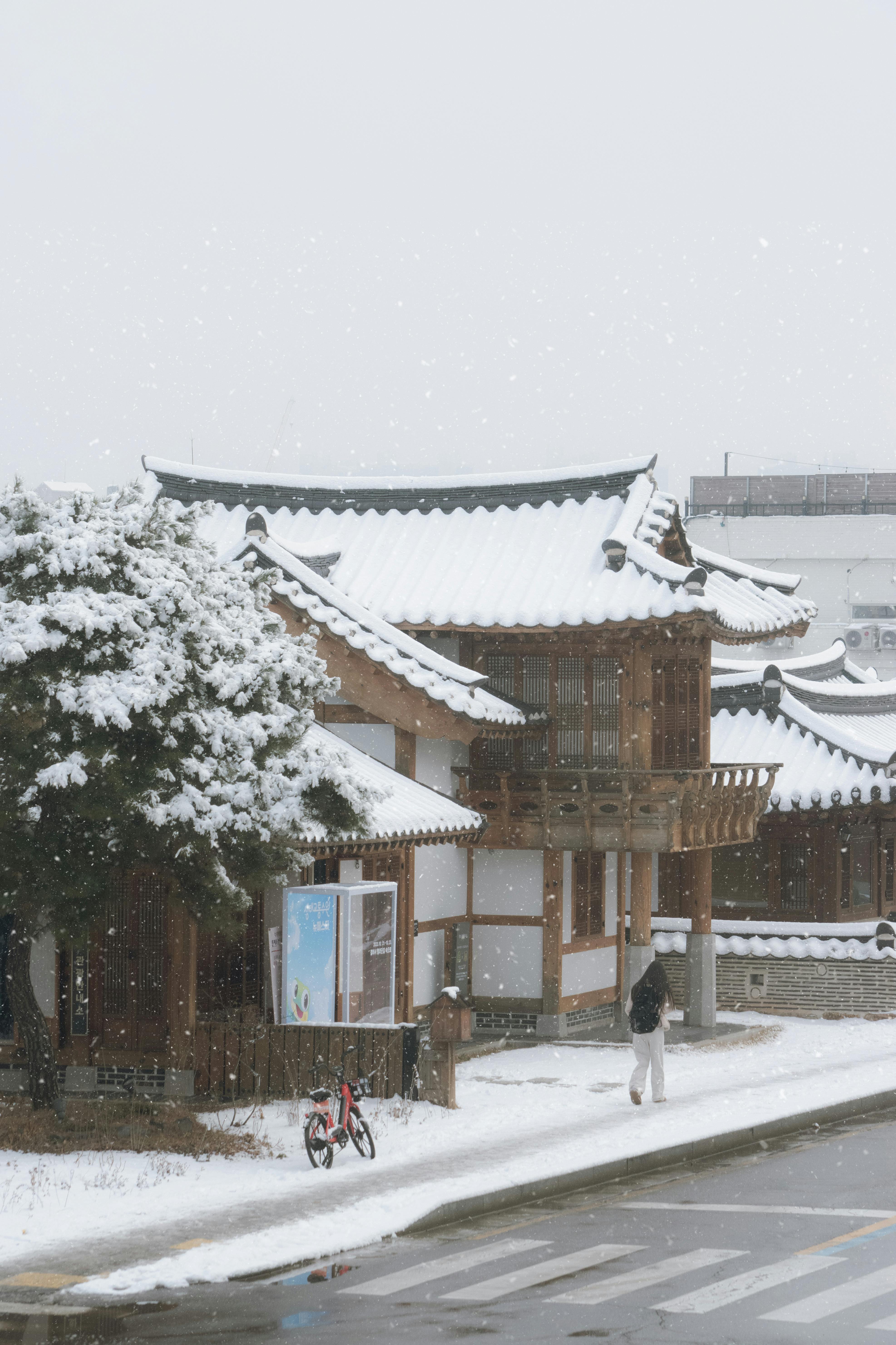Building by Street in Town in Winter · Free Stock Photo