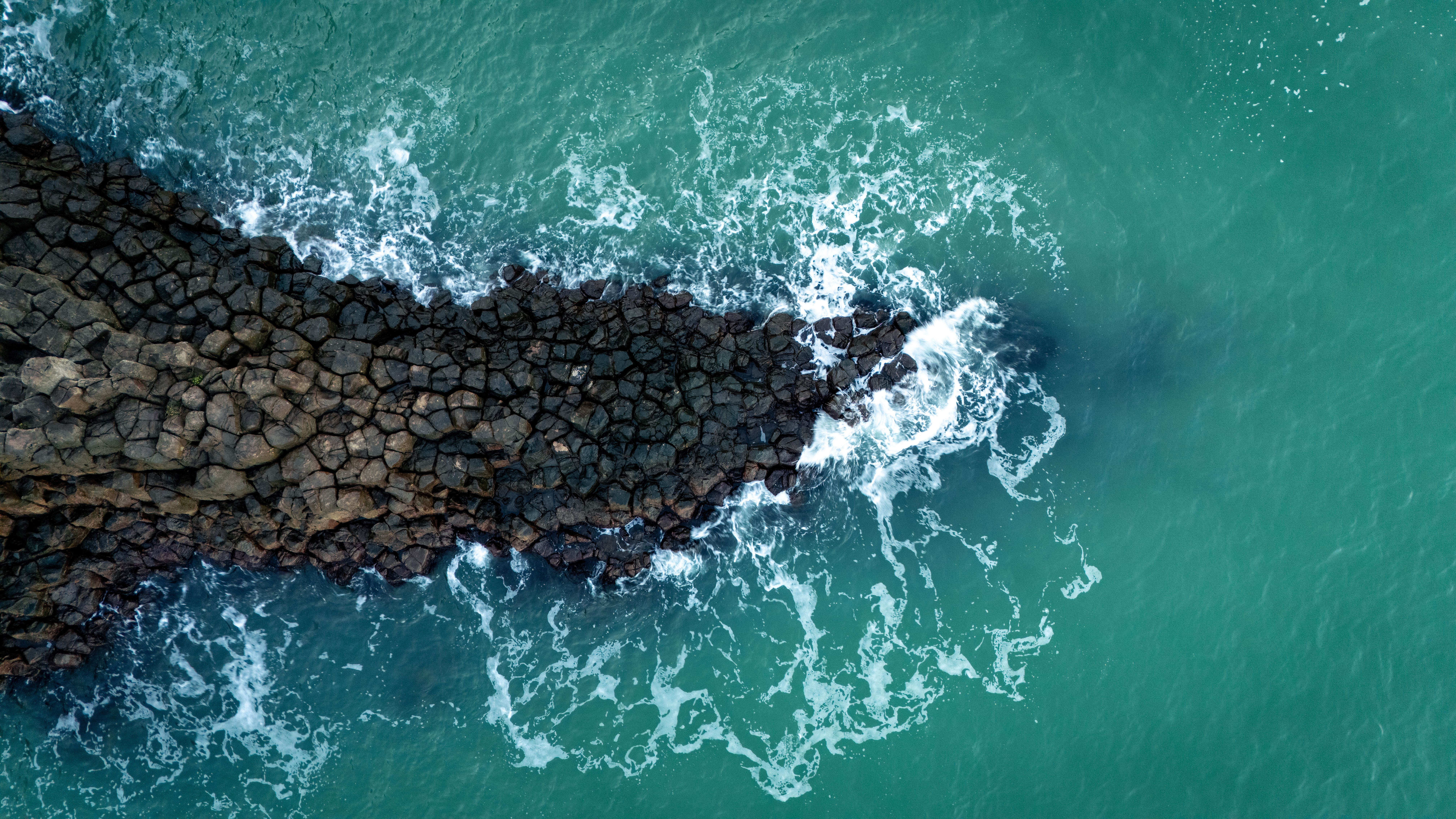 Waves Splashing against Rocks · Free Stock Photo