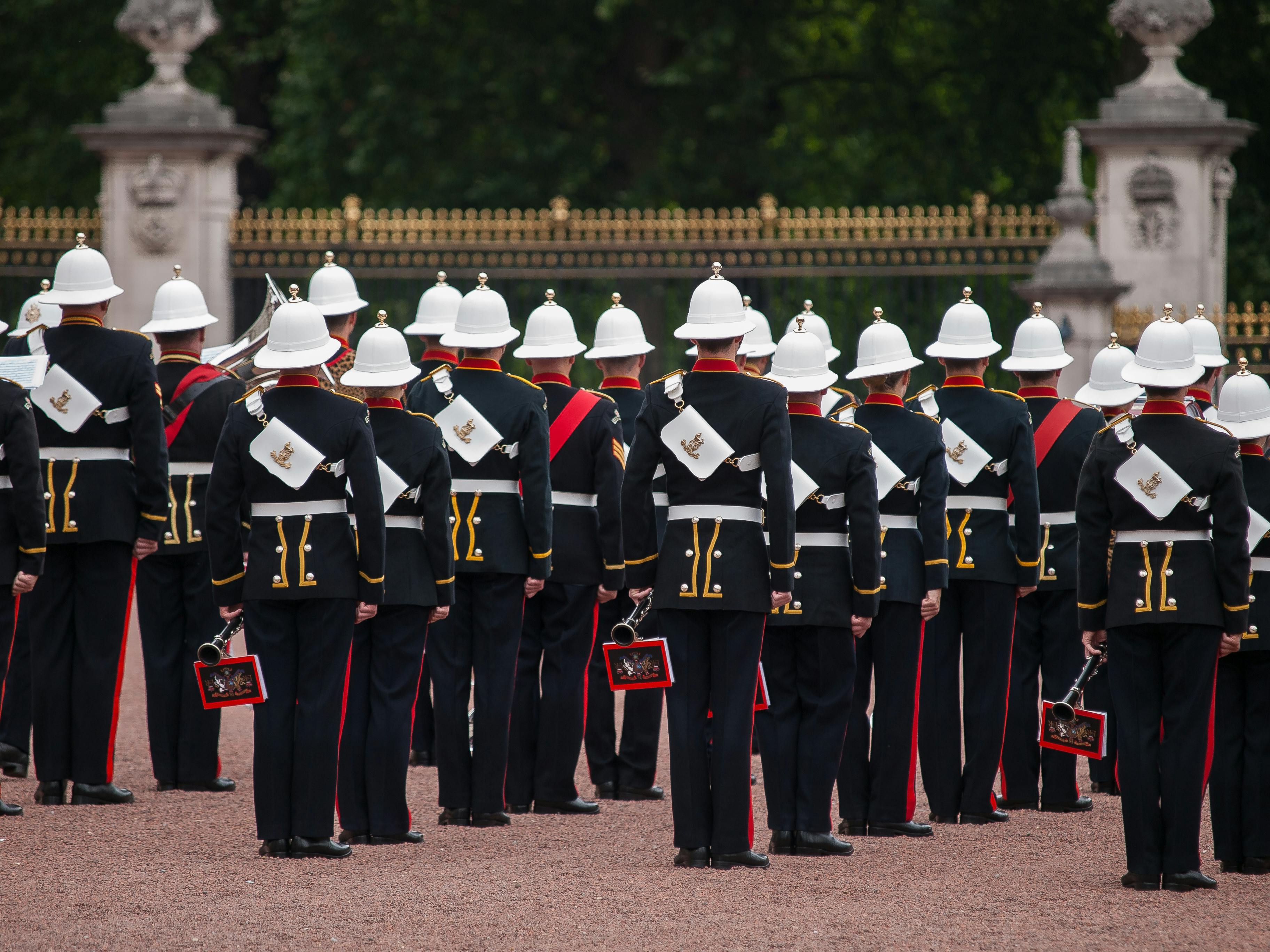 Back View of Buckingham Palace Guard Soldiers in Muster · Free Stock Photo