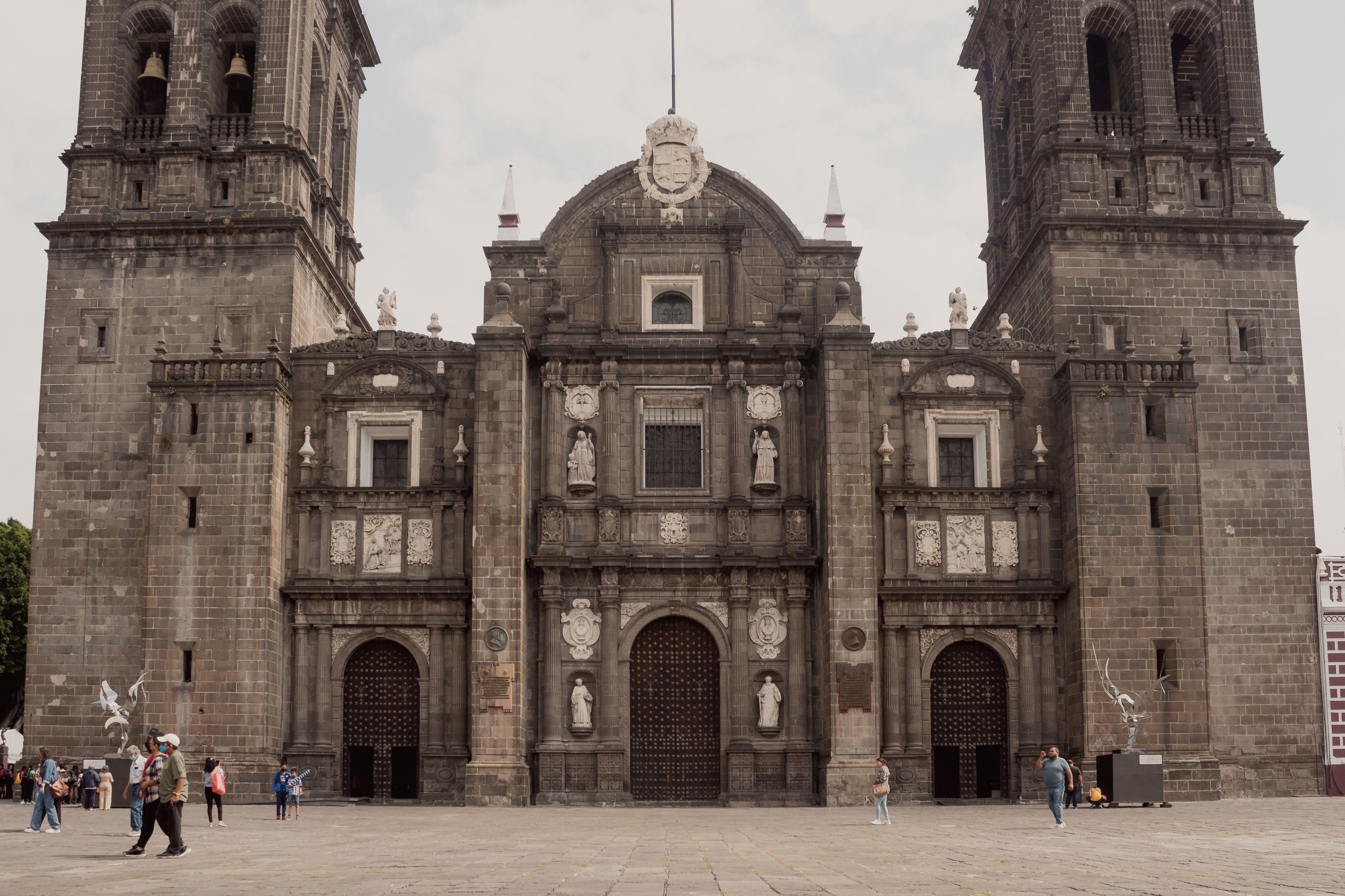 Fachada principal de la Catedral de Puebla en el Centro Histórico ...