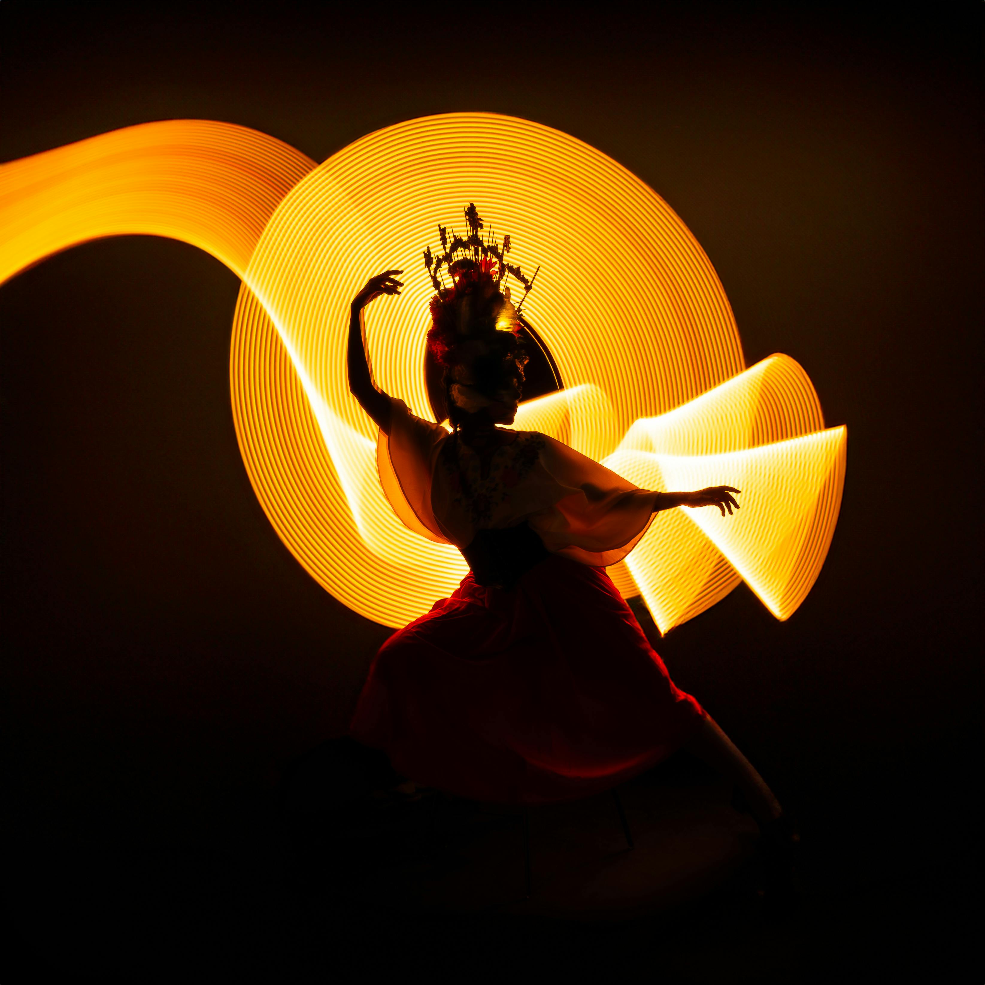 Catrina pintando con luz · Free Stock Photo