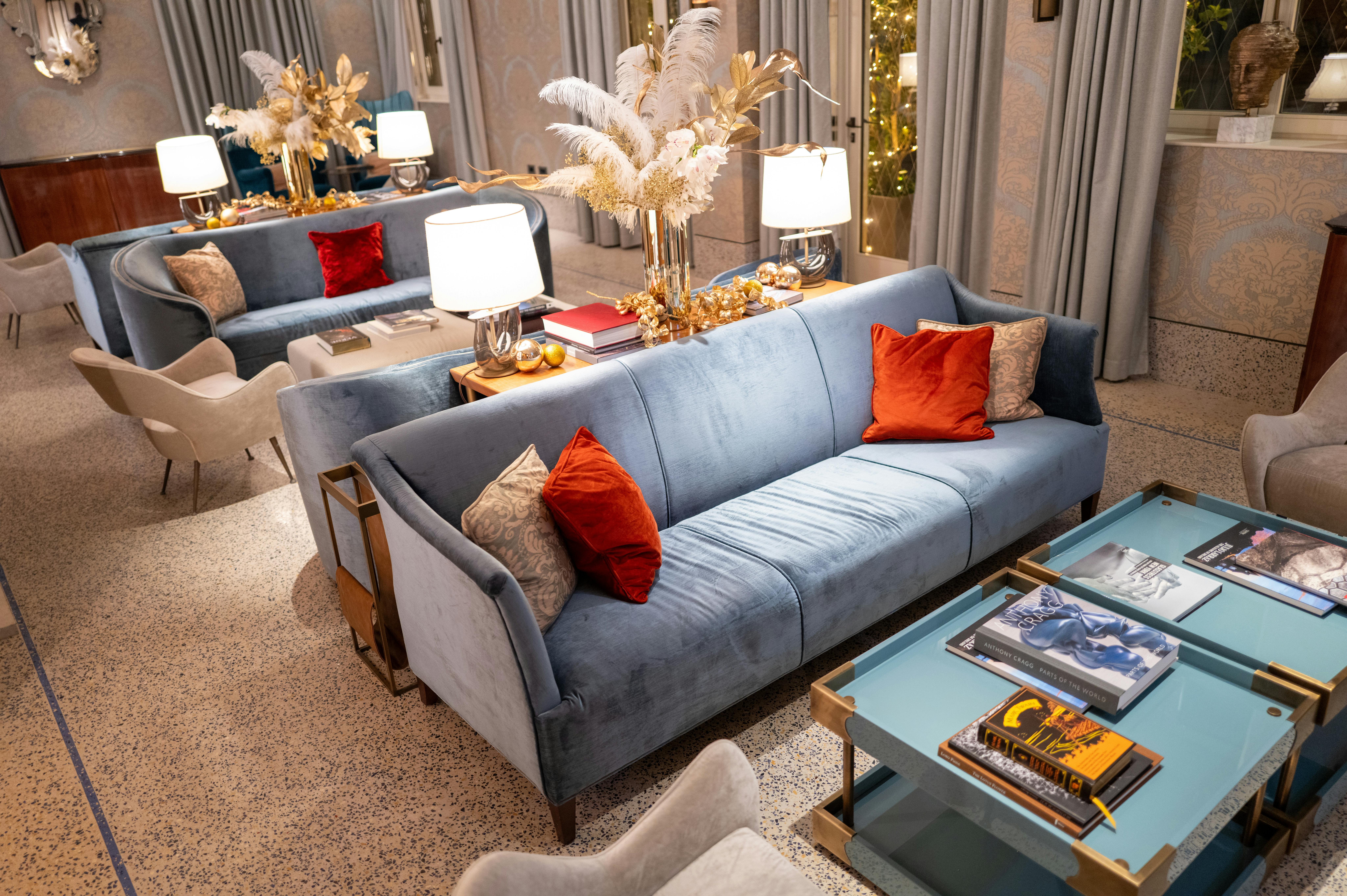 Foto profissional gratuita de cômodo, interior, luxo, mesas de café ...