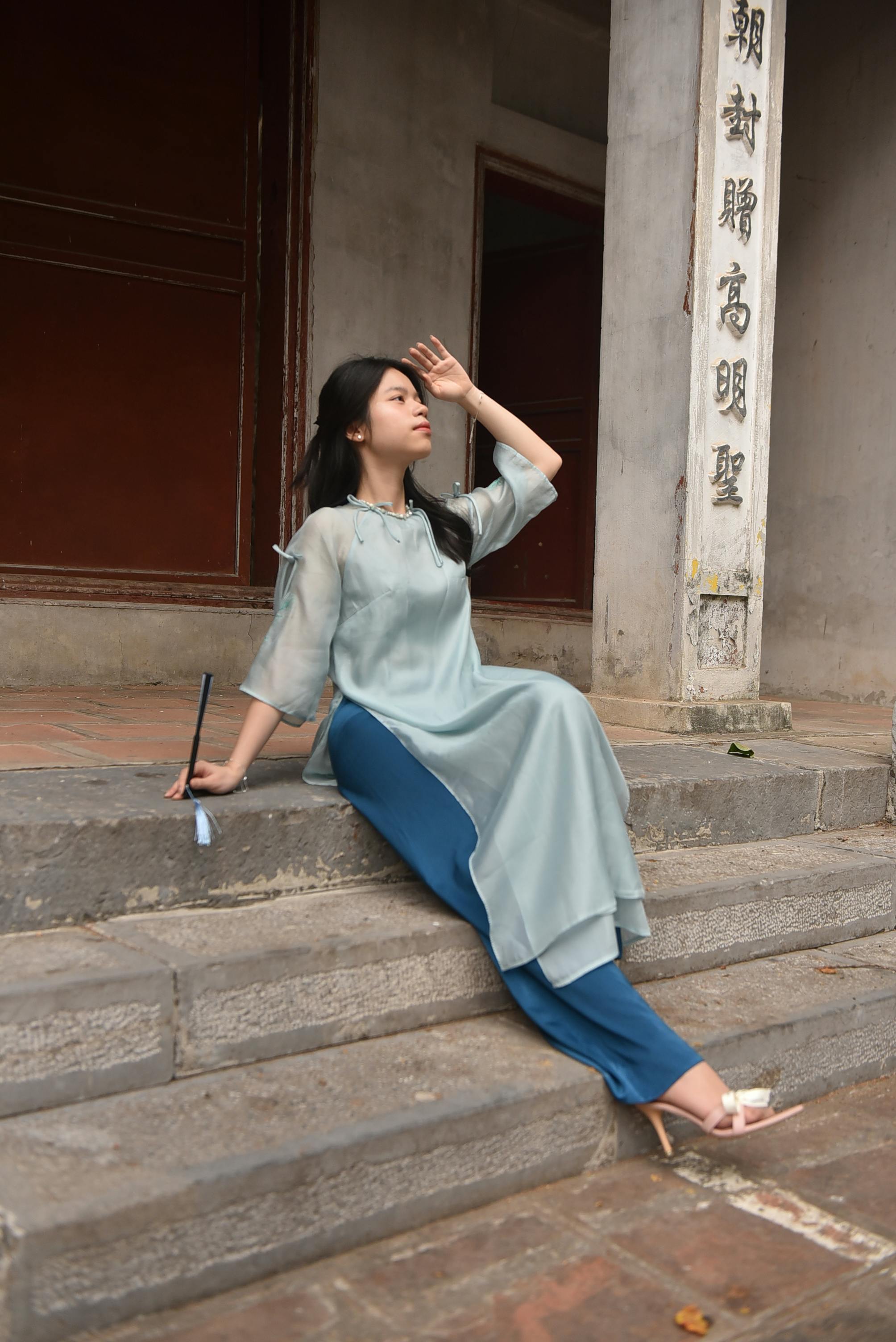 Brunette Posing with Fan, Wearing Traditional Clothing · Free Stock Photo