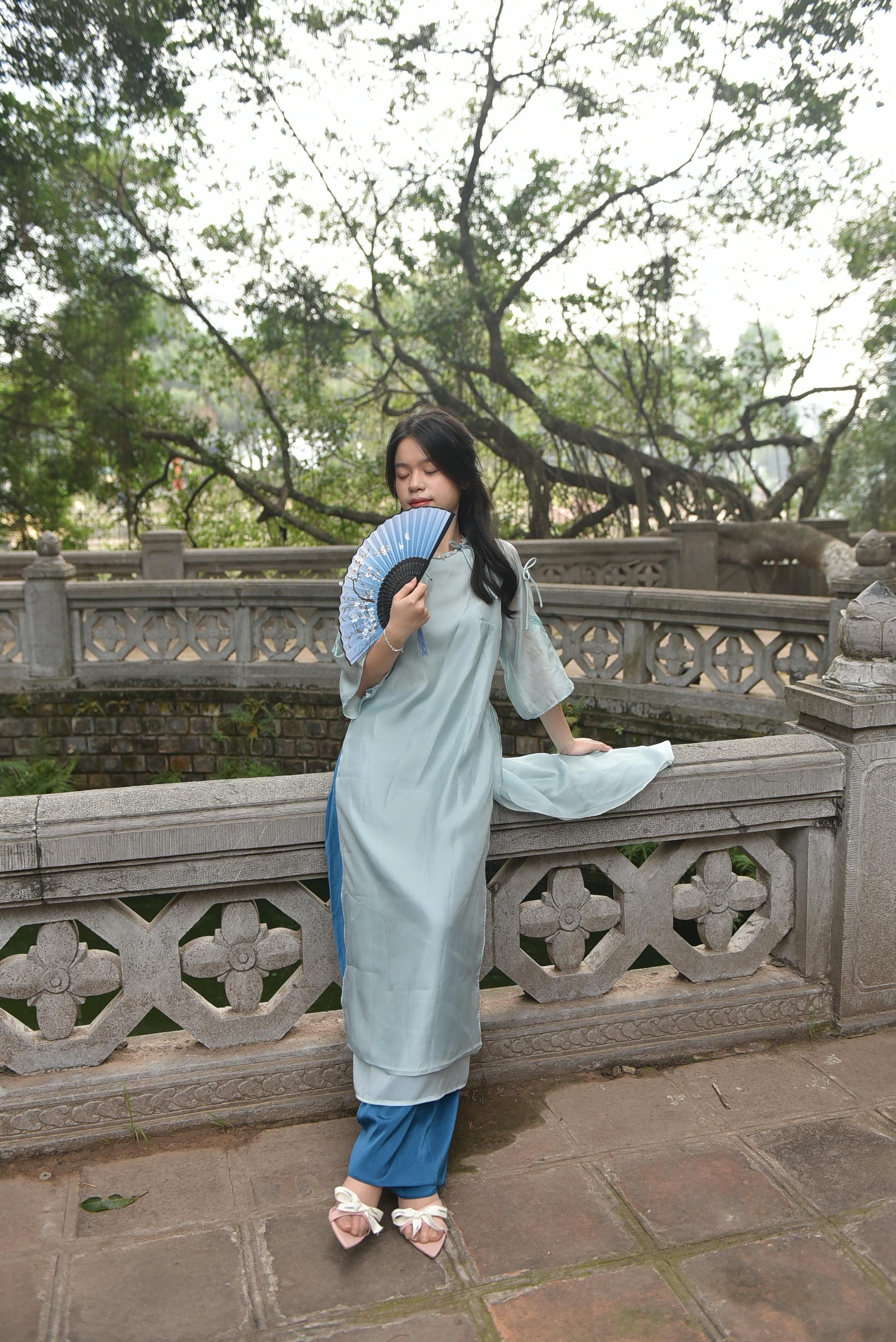Brunette Posing with Fan, Wearing Traditional Clothing · Free Stock Photo