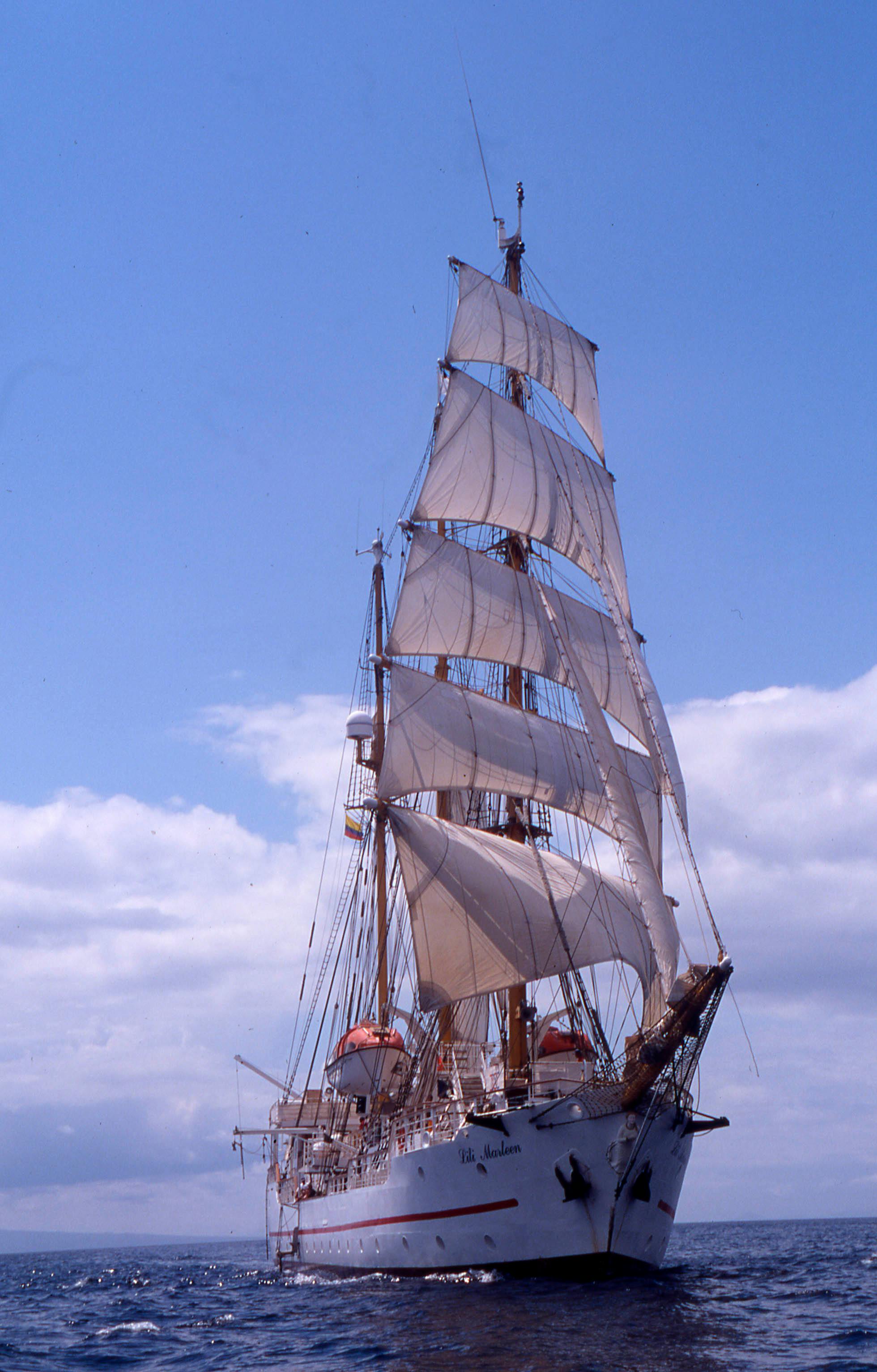 Wooden steerable wheel of sailing ship · Free Stock Photo