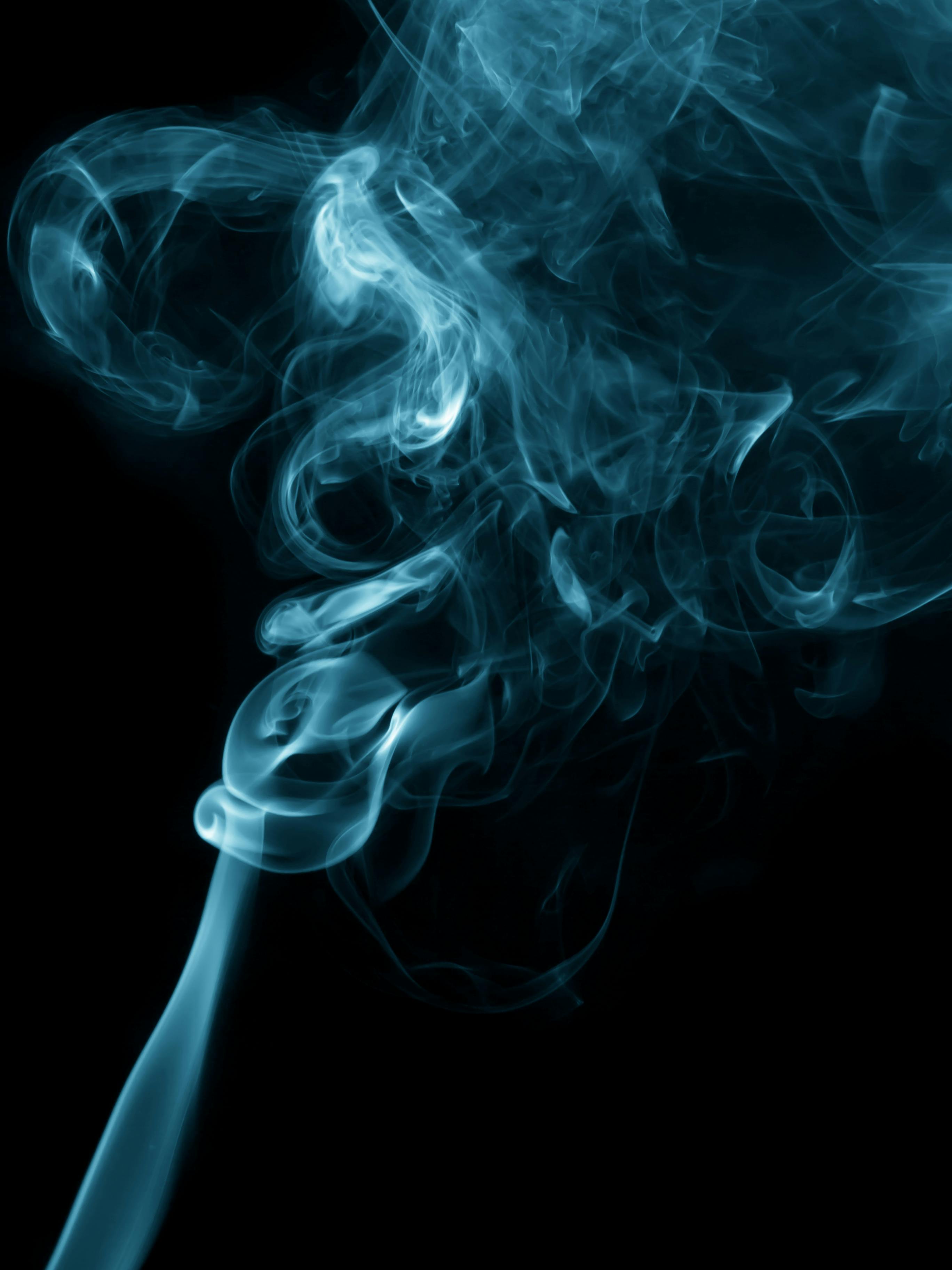 Abstract backdrop of dynamic smoke creating waves in air · Free Stock Photo