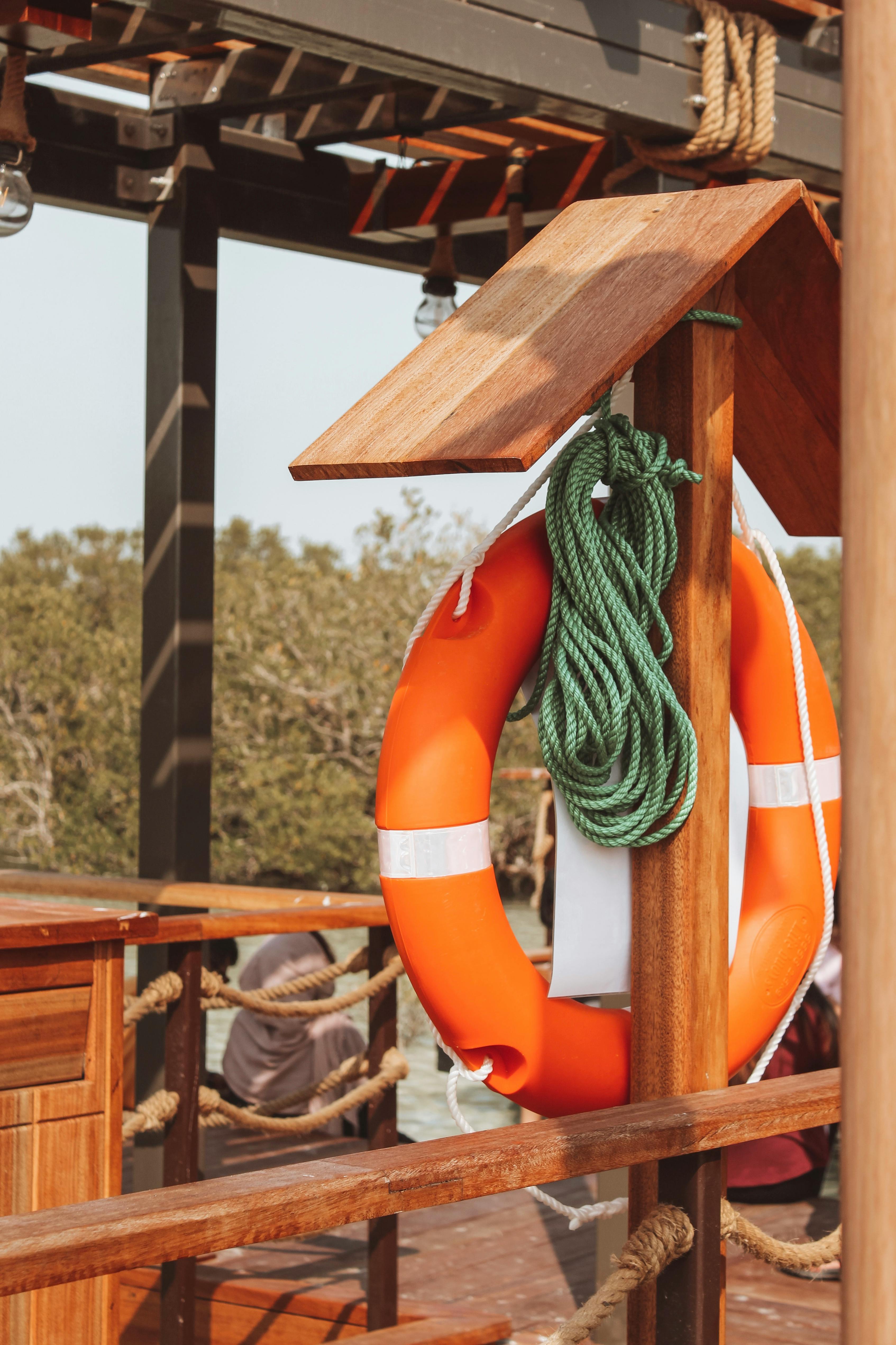 Photo gratuite de balustrade, bois, bouée de sauvetage, corde, garde ...