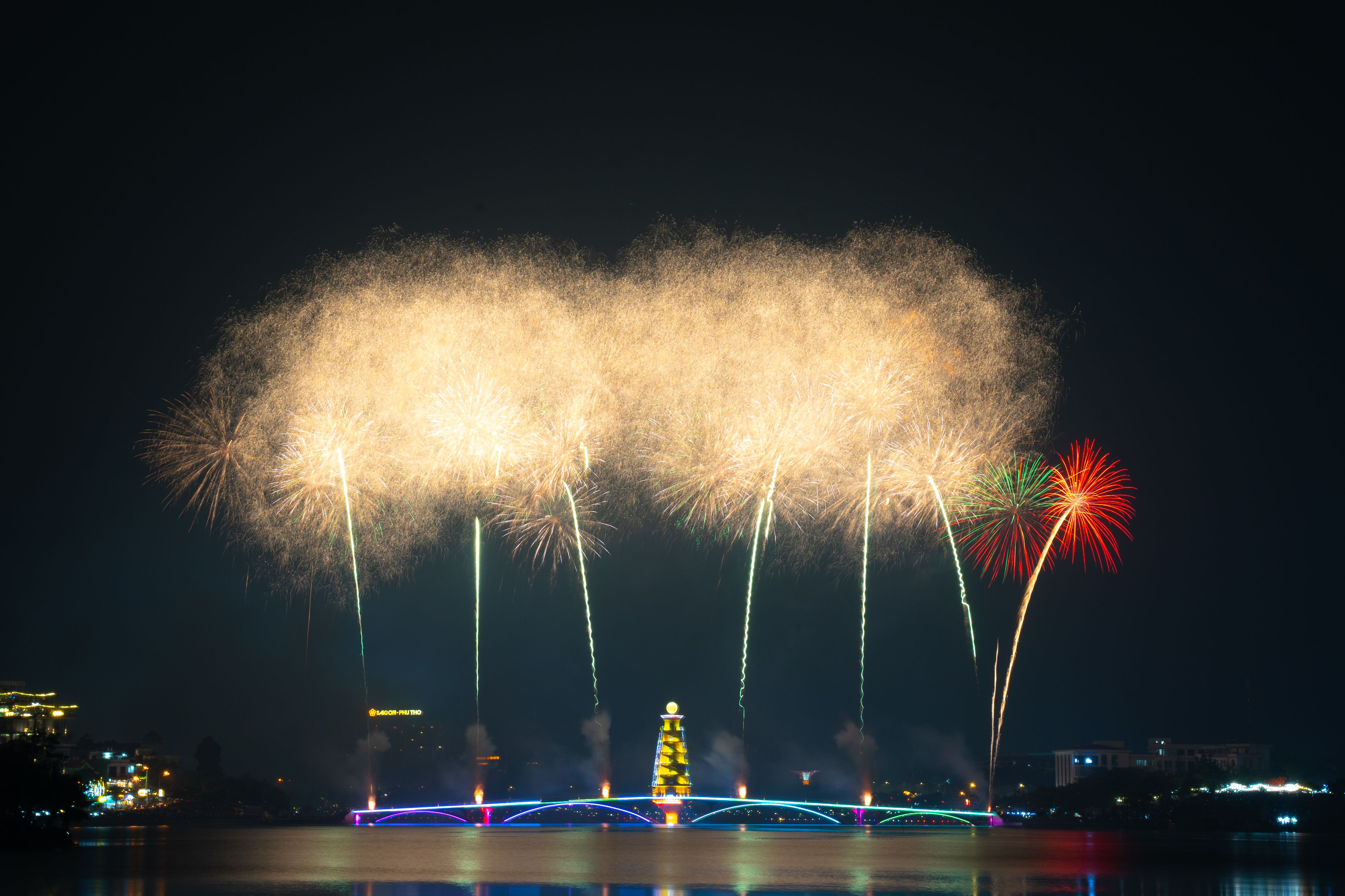 Beautiful Fireworks Show in Night Sky · Free Stock Photo