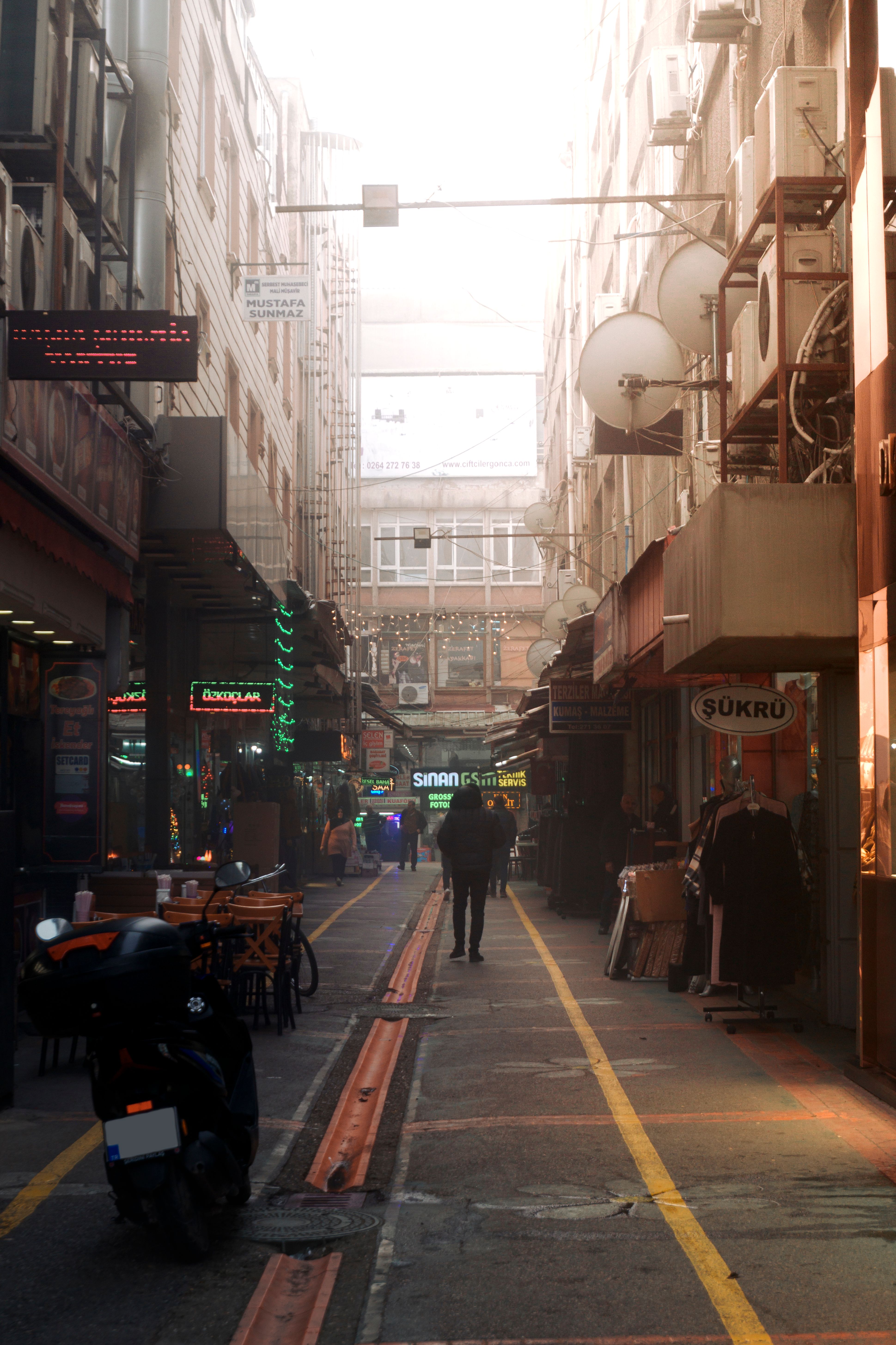 Narrow Street in City · Free Stock Photo