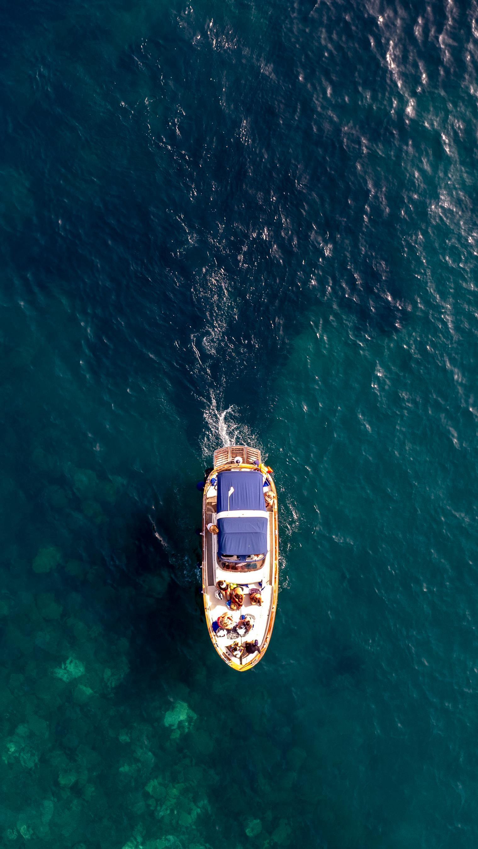 People on Motorboat on Sea · Free Stock Photo