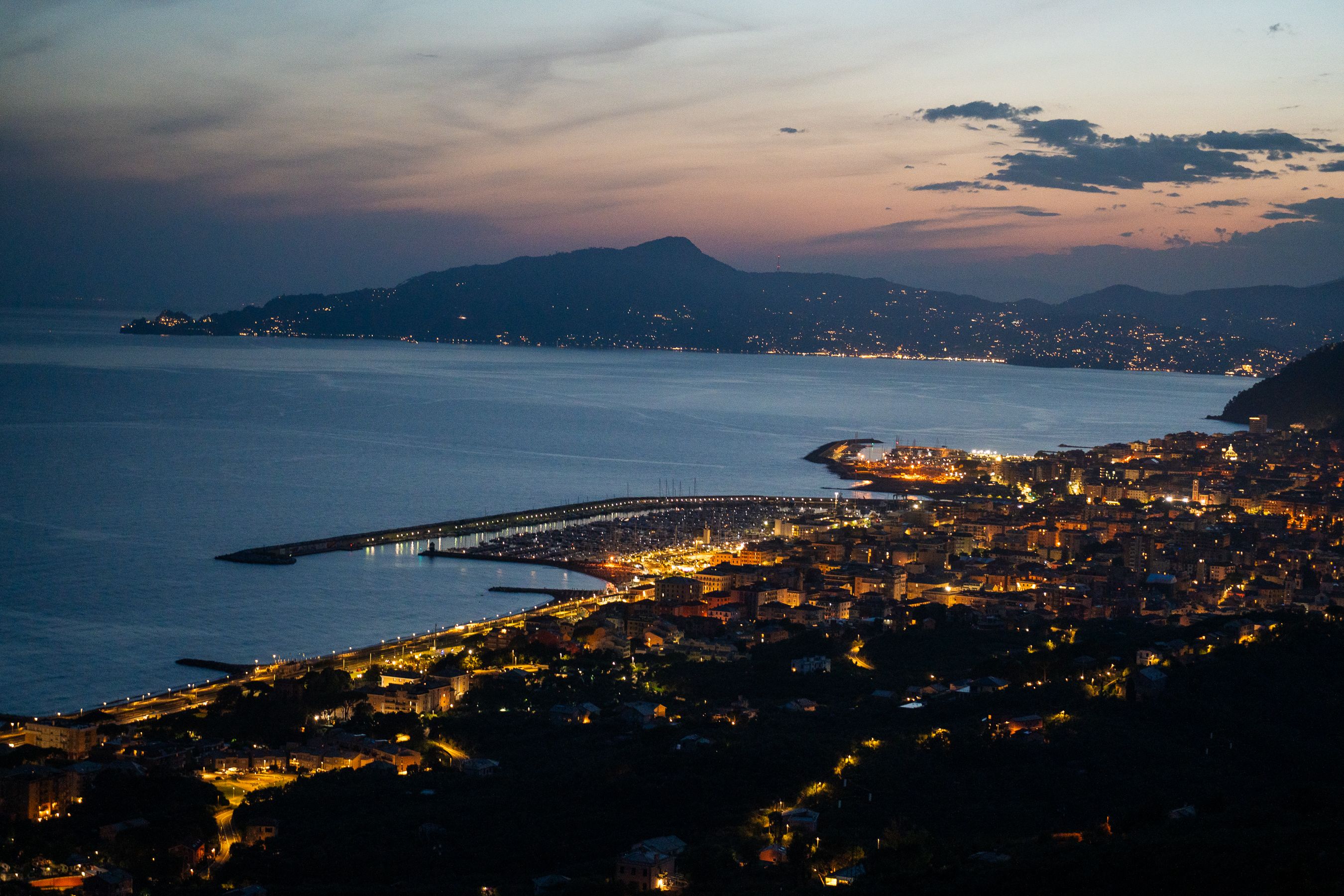Senja Di Golfo Del Tigullio: Garis Pantai Liguria Diterangi · Foto Stok ...