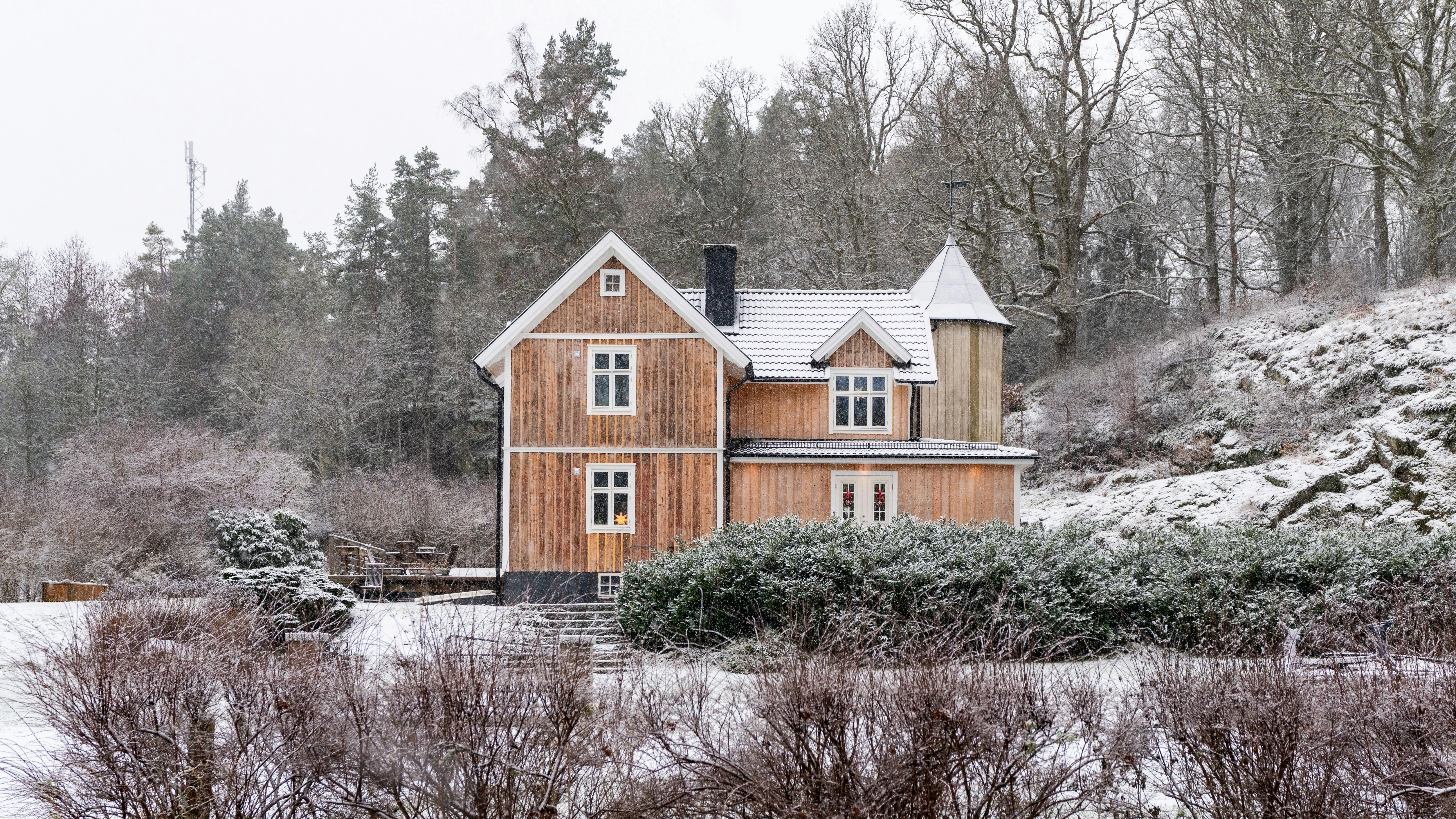 Wooden Country House in Winter · Free Stock Photo