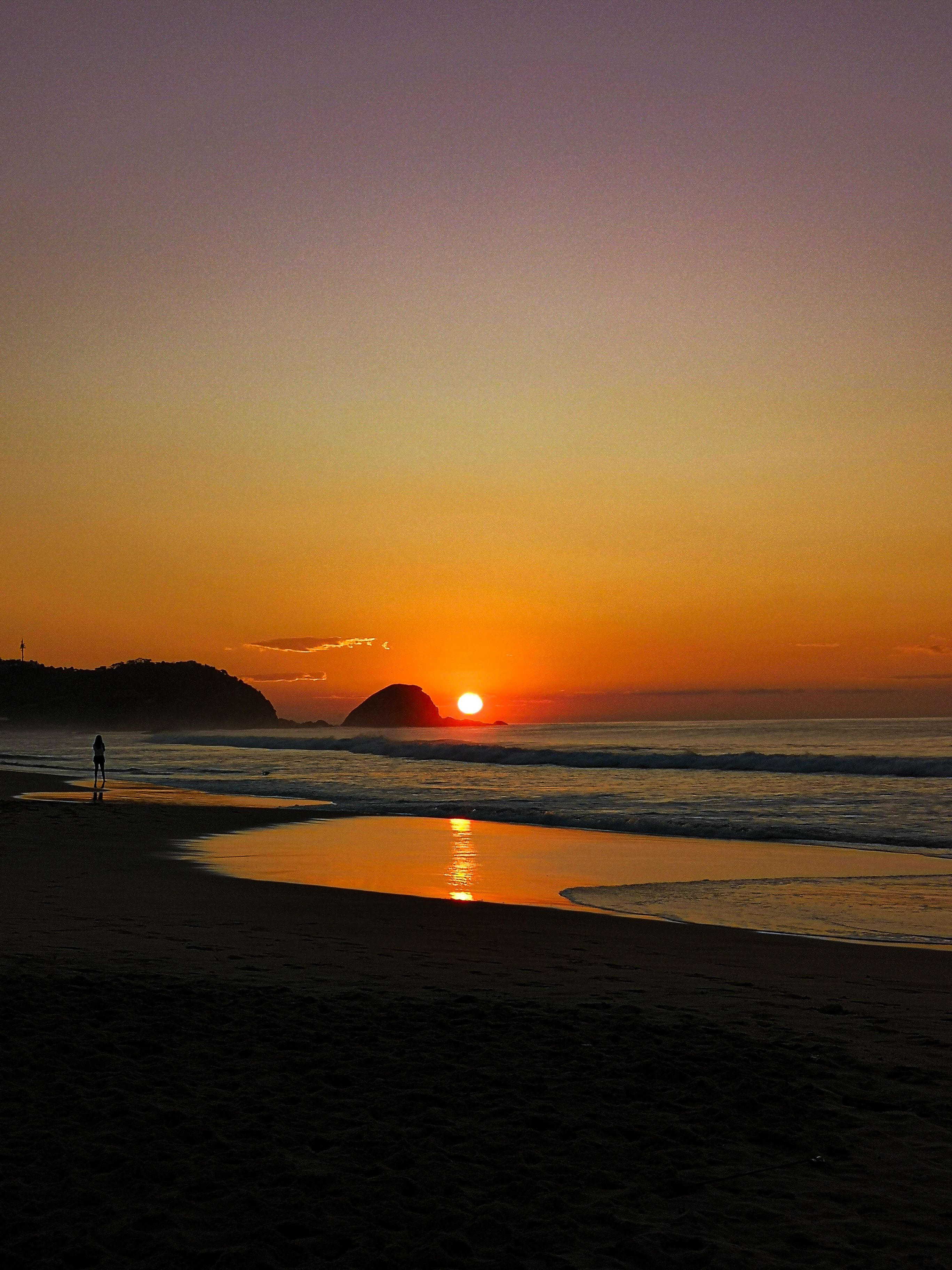 Costa Do Mar Sob Céu Limpo Ao Pôr Do Sol · Foto profissional gratuita