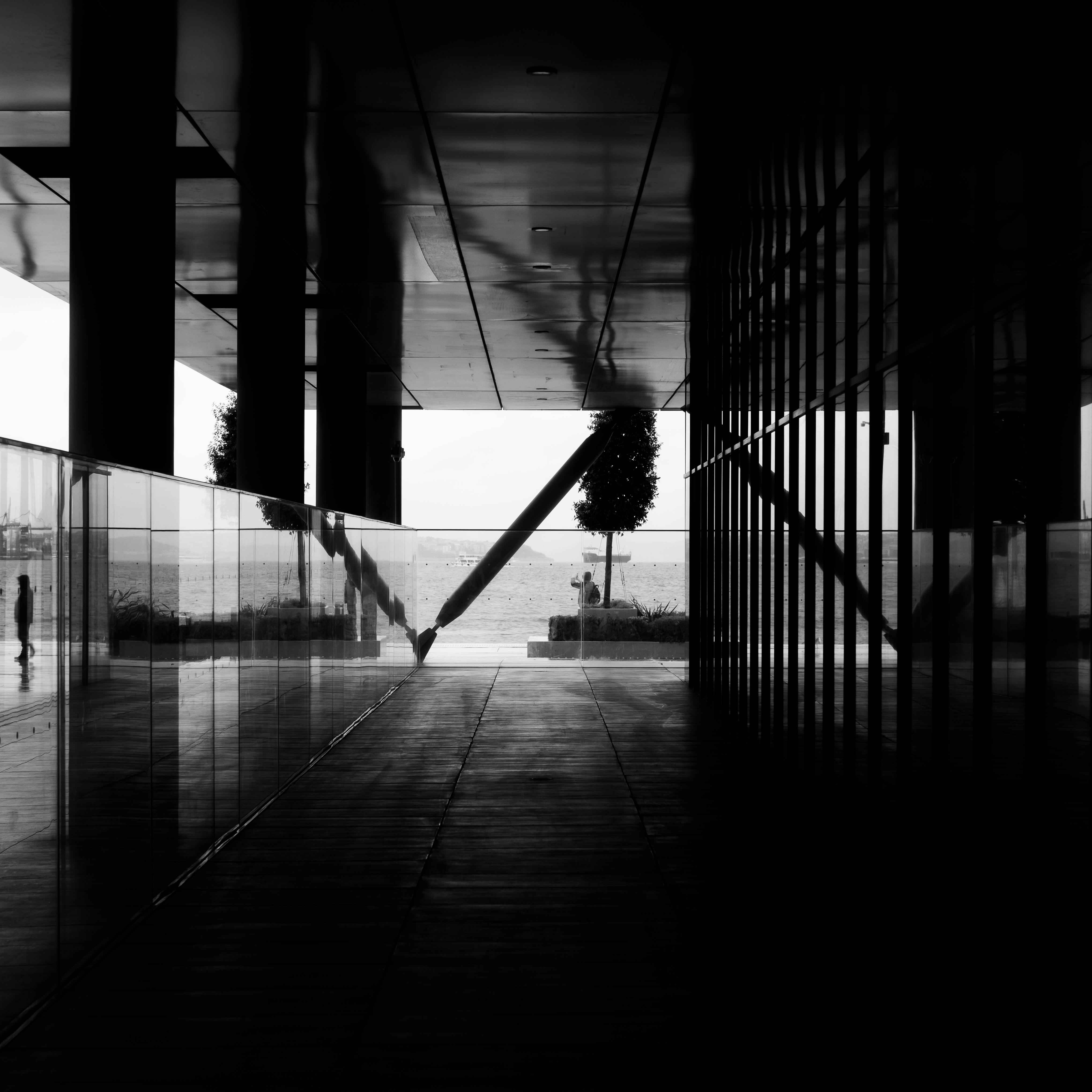 Seaside Office Building Passage in Black and White · Free Stock Photo