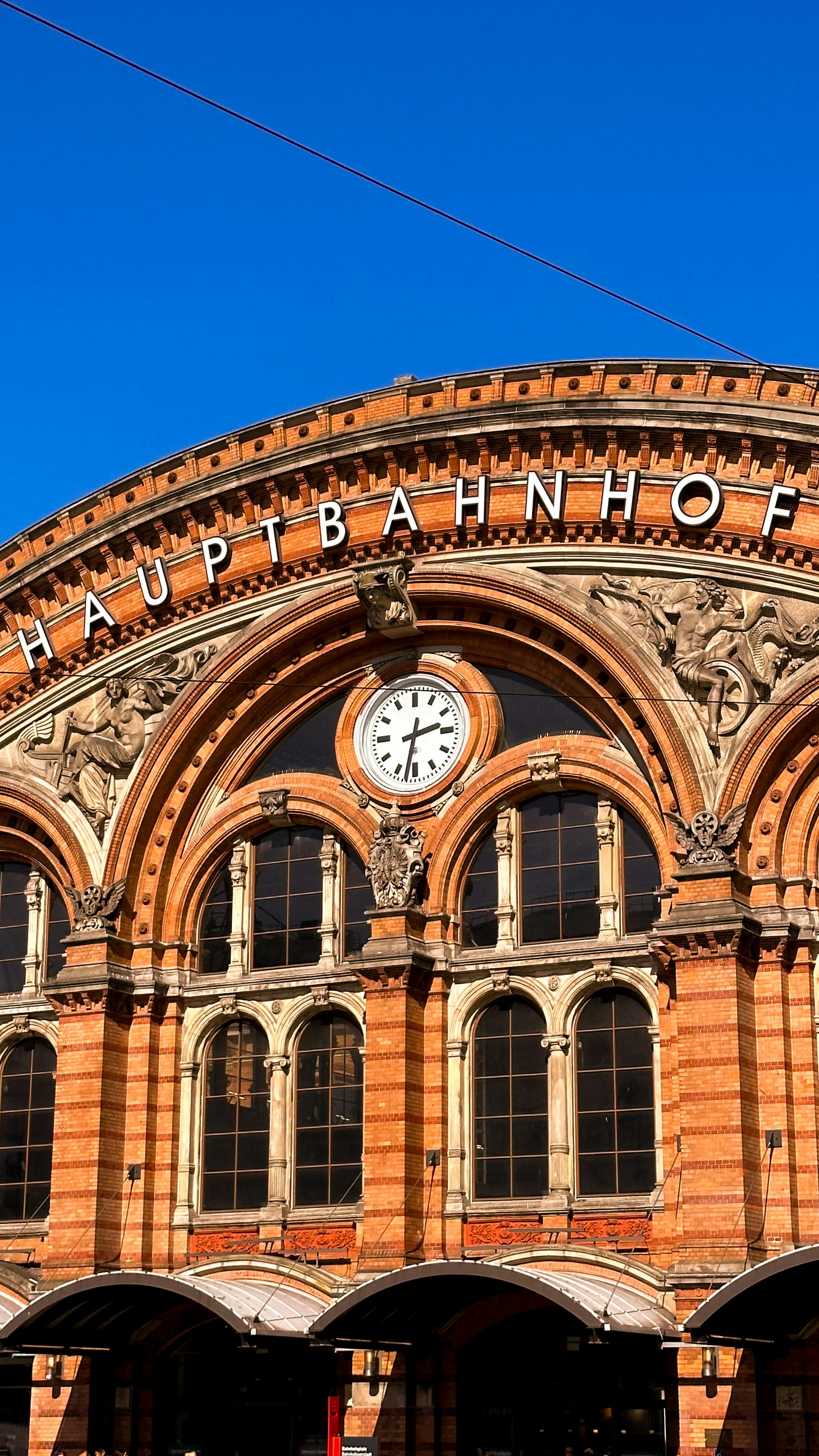 A large building with a clock on it · Free Stock Photo