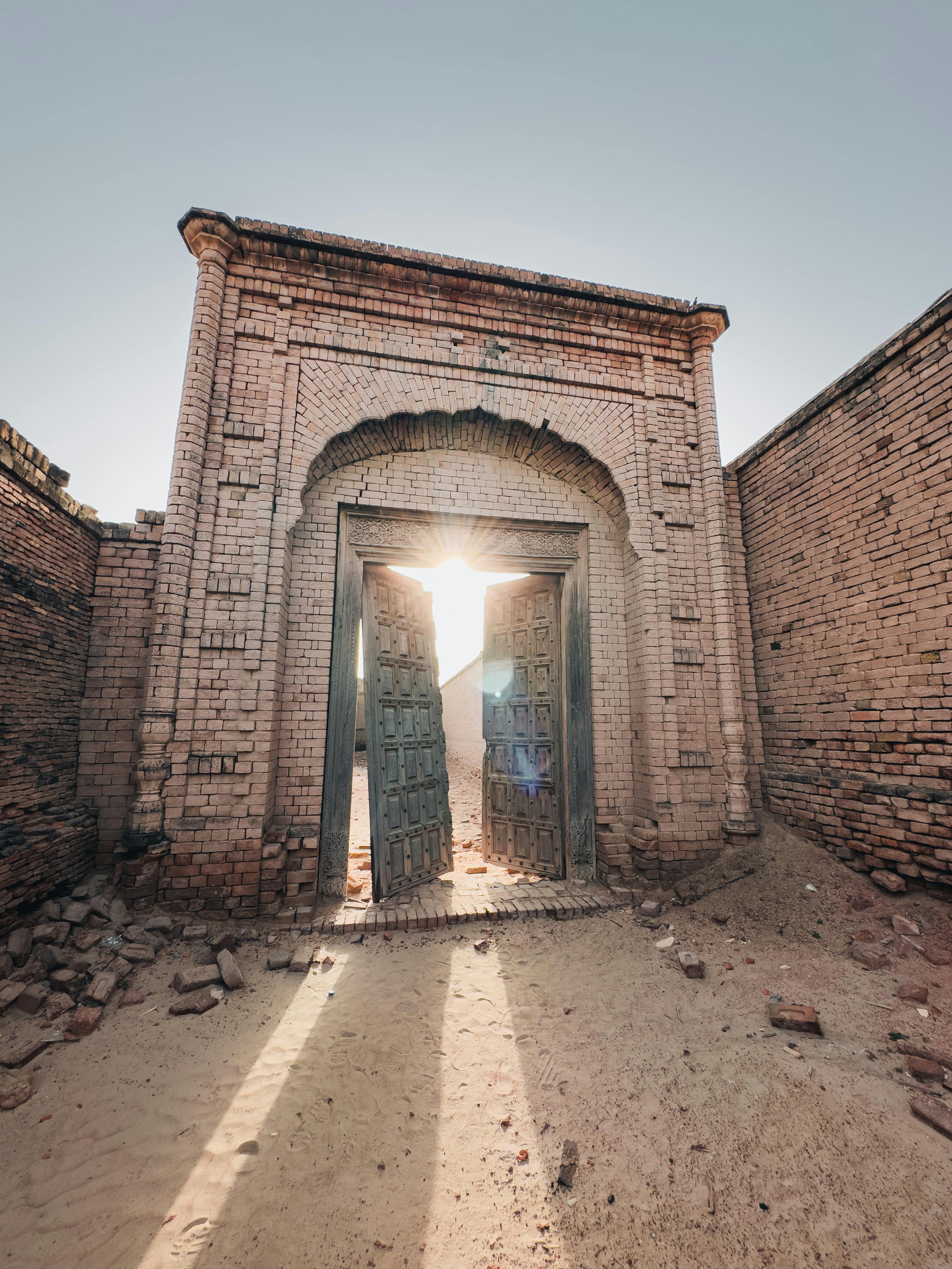 Derawar Fort Gate at Dawn · Free Stock Photo