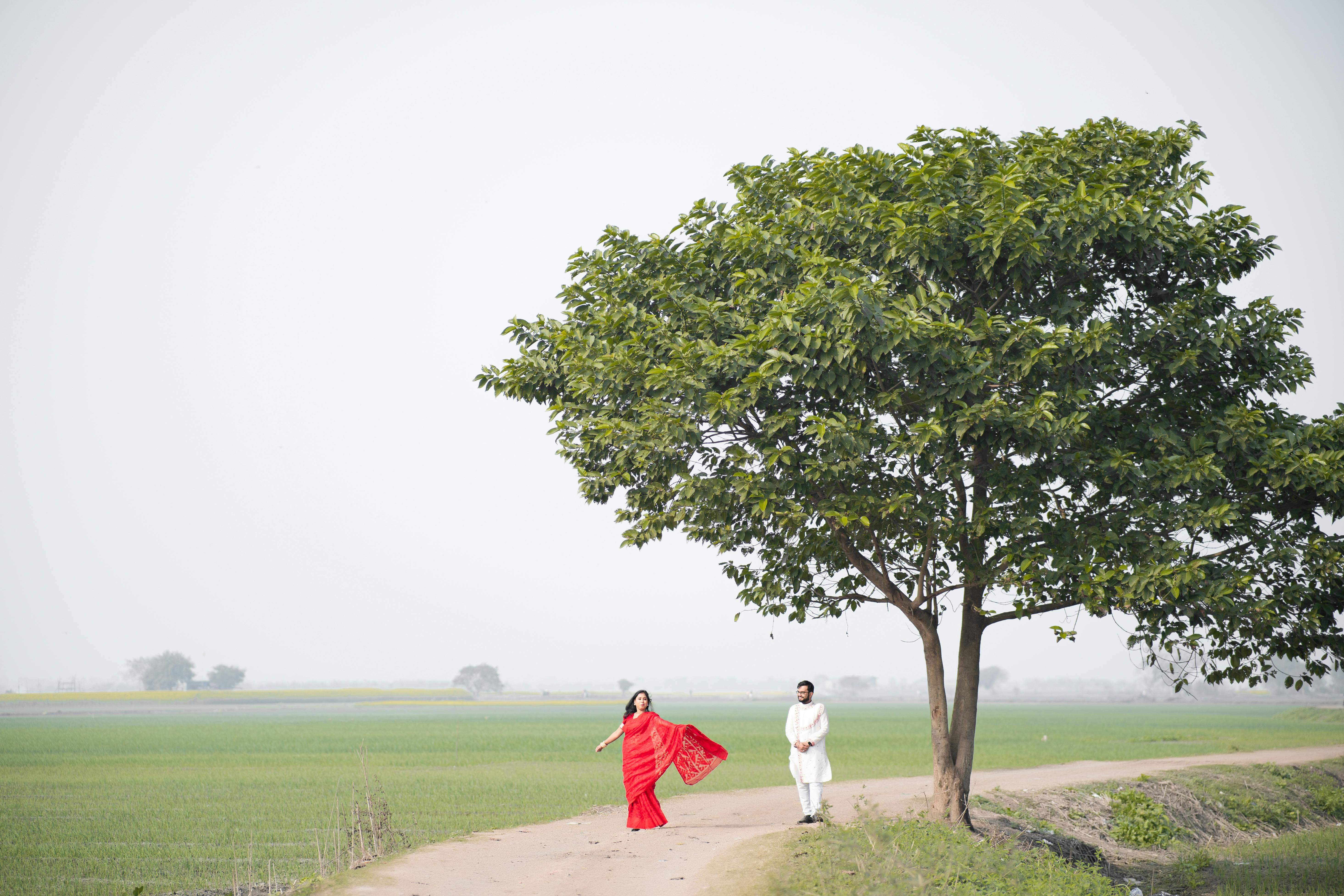 Indian Walking On Road Photos, Download The BEST Free Indian Walking On ...