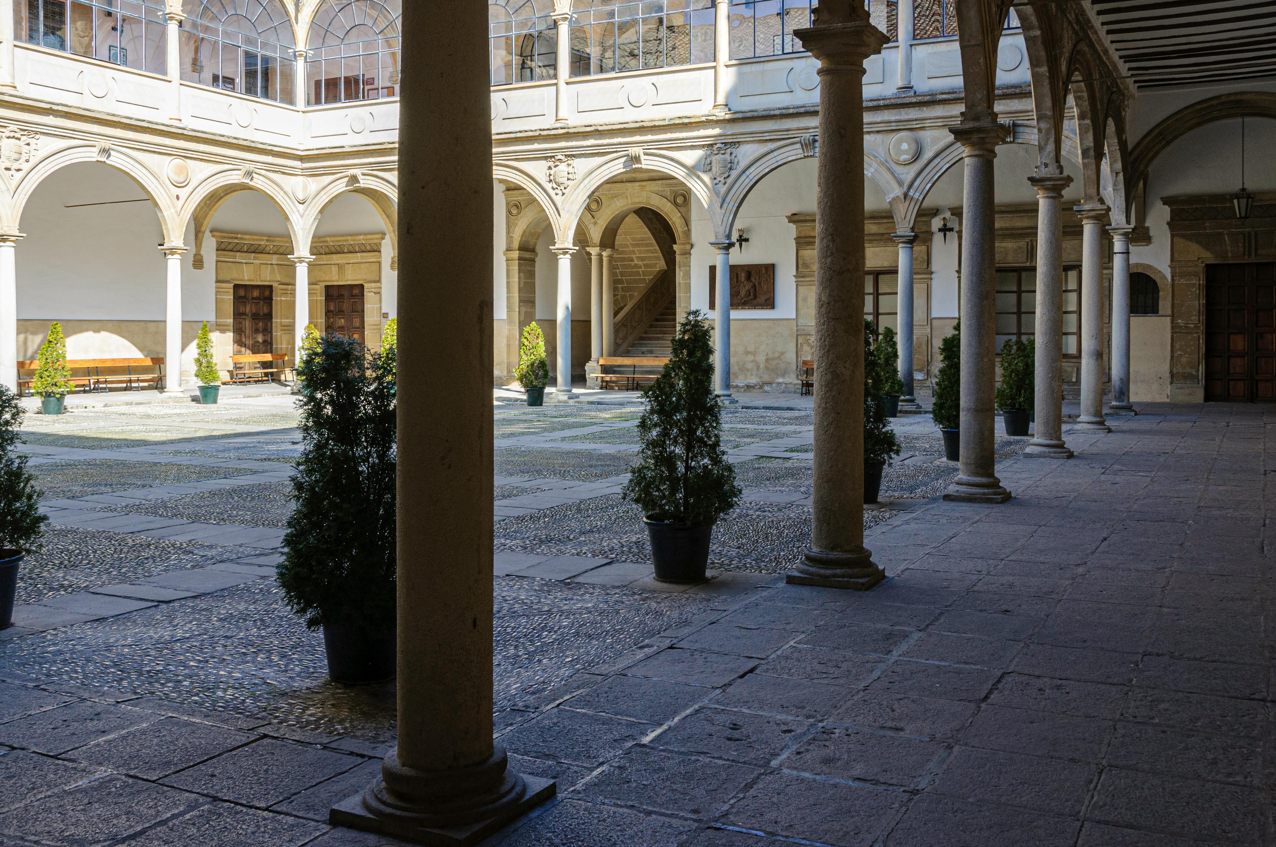 Foto de stock gratuita sobre arboles, columnas, columnata, columnatas, edificio, patio, pueblo ...