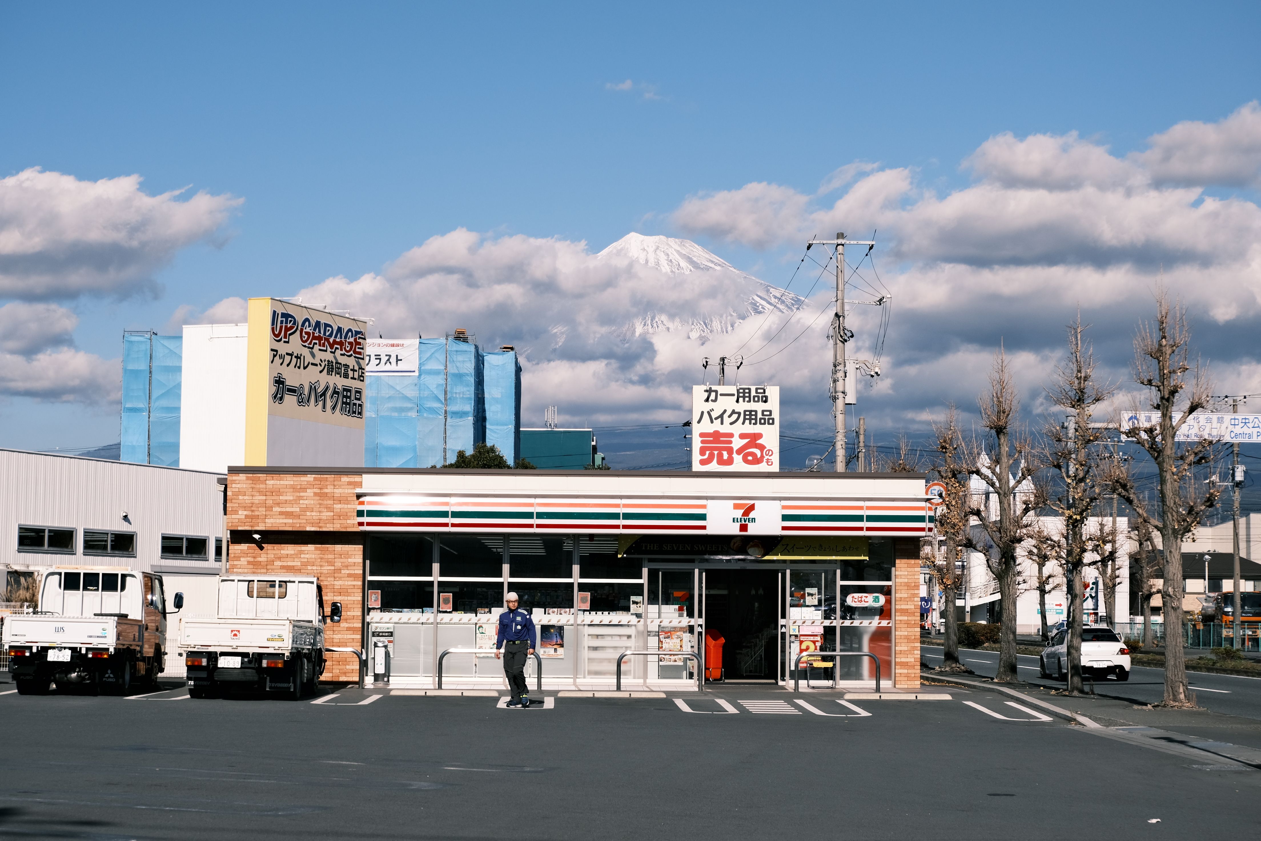 Store in Shizuoka with Mount Fuji in the Background · Free Stock Photo