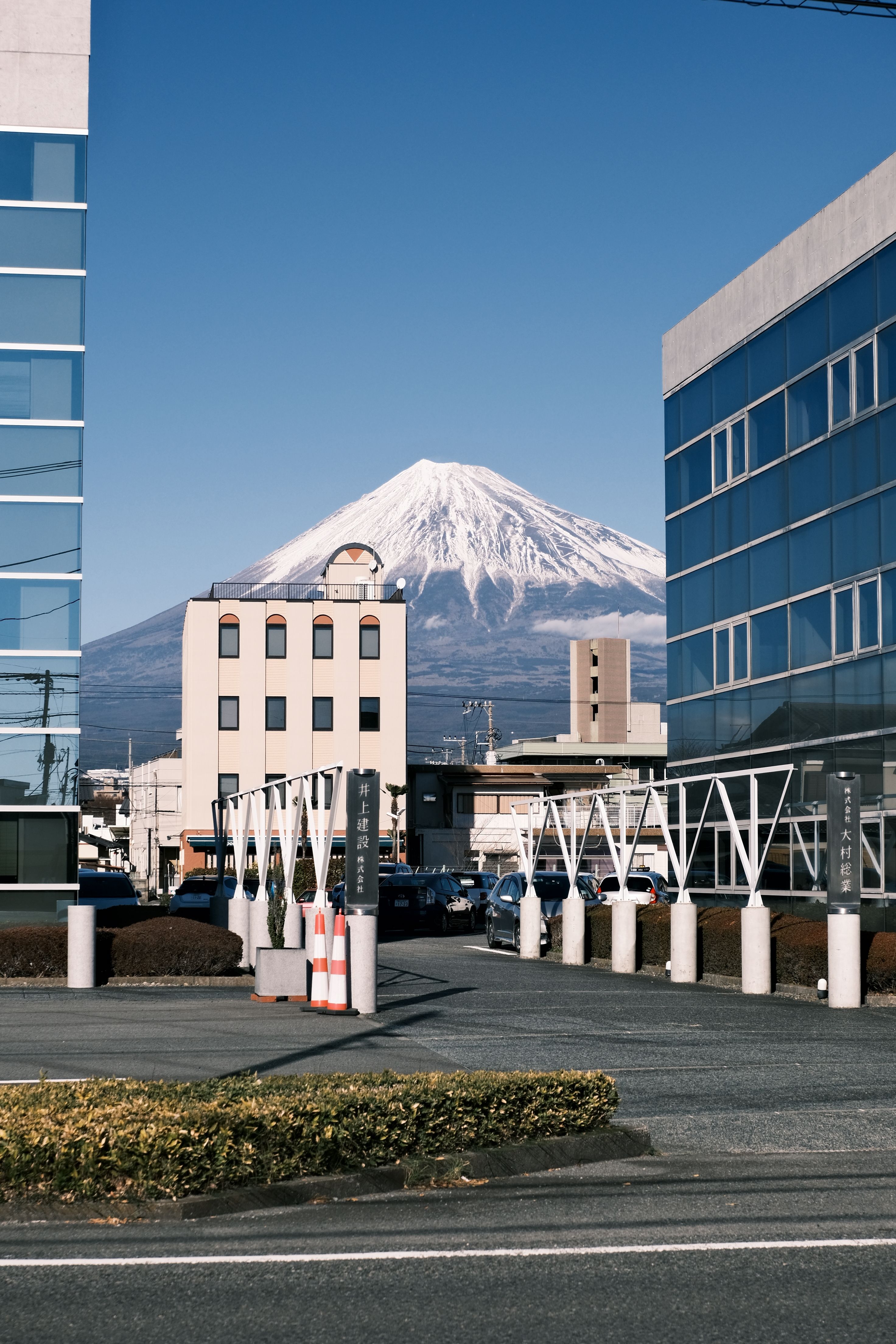 Iconic View of Starbucks with Mount Fuji · Free Stock Photo