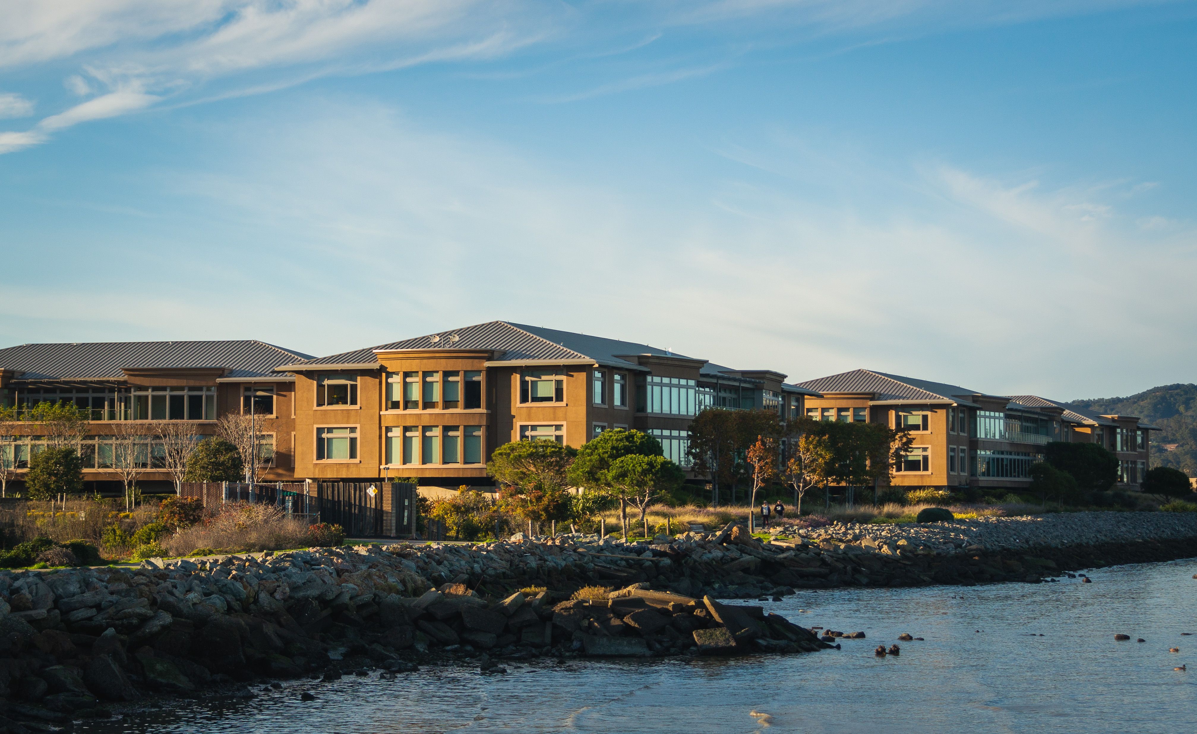 Buildings on Seashore · Free Stock Photo