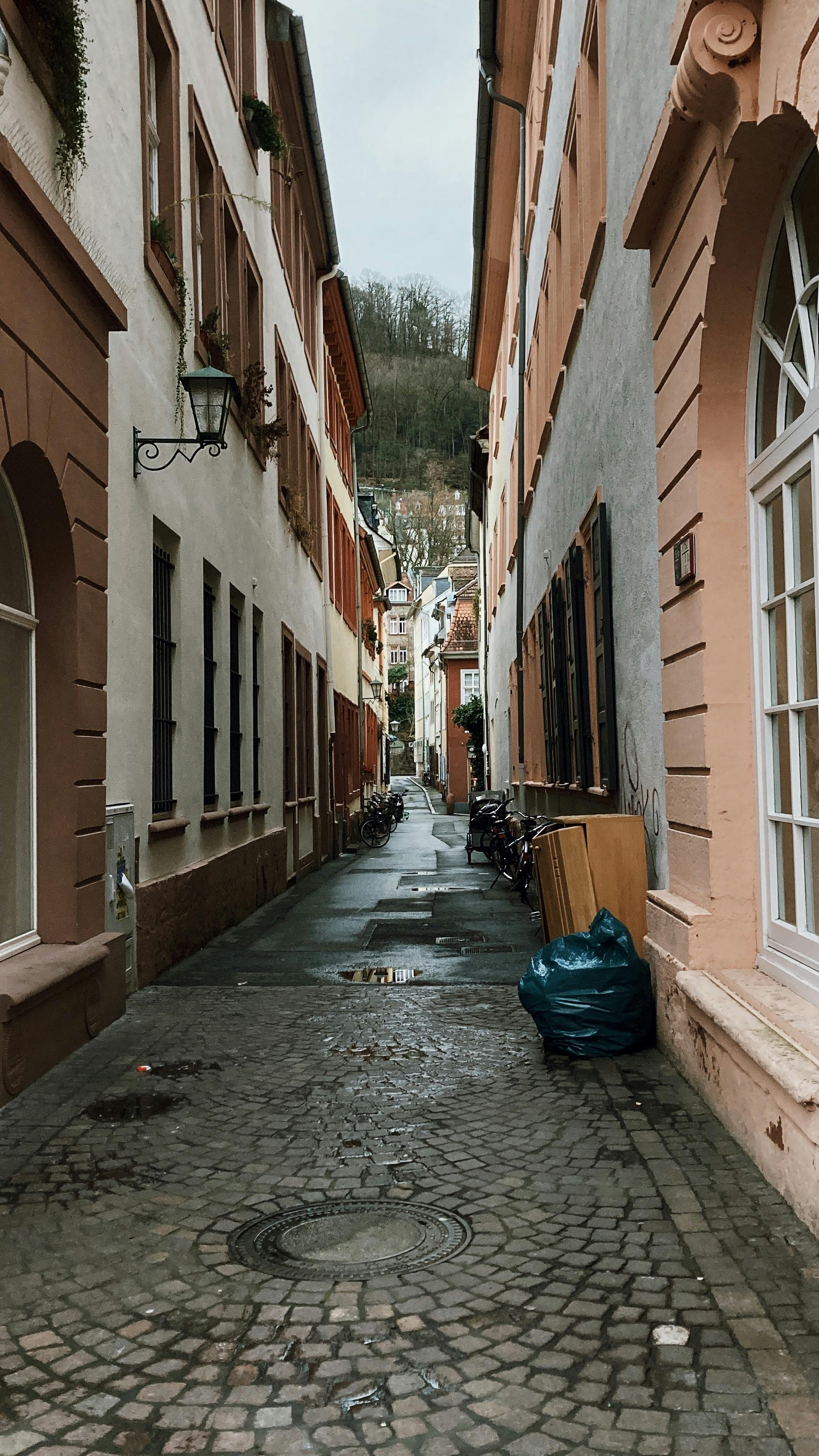 Narrow Alley Between Buildings · Free Stock Photo