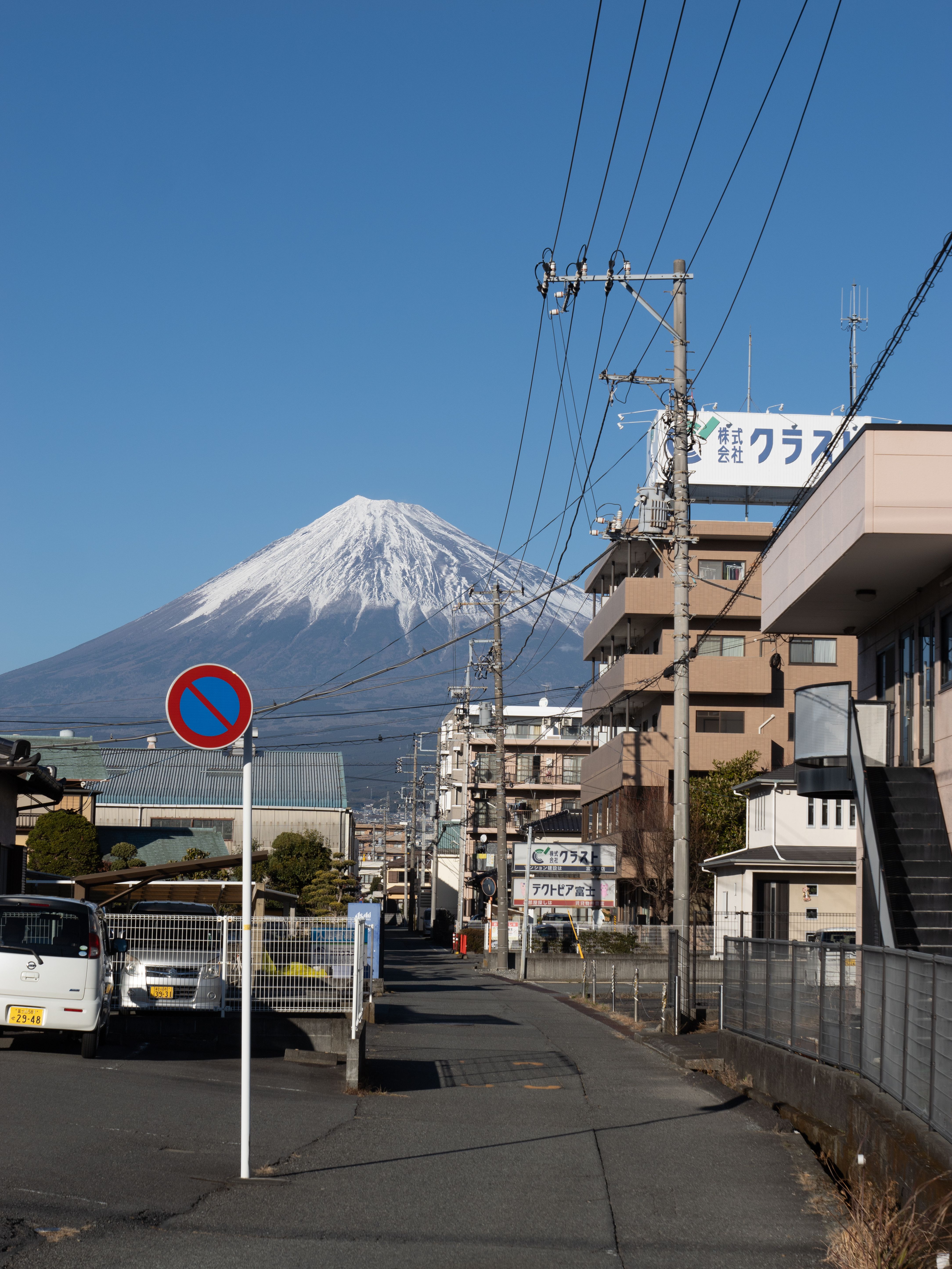 Street in Shizuoka with Mount Fuji in the Background · Free Stock Photo