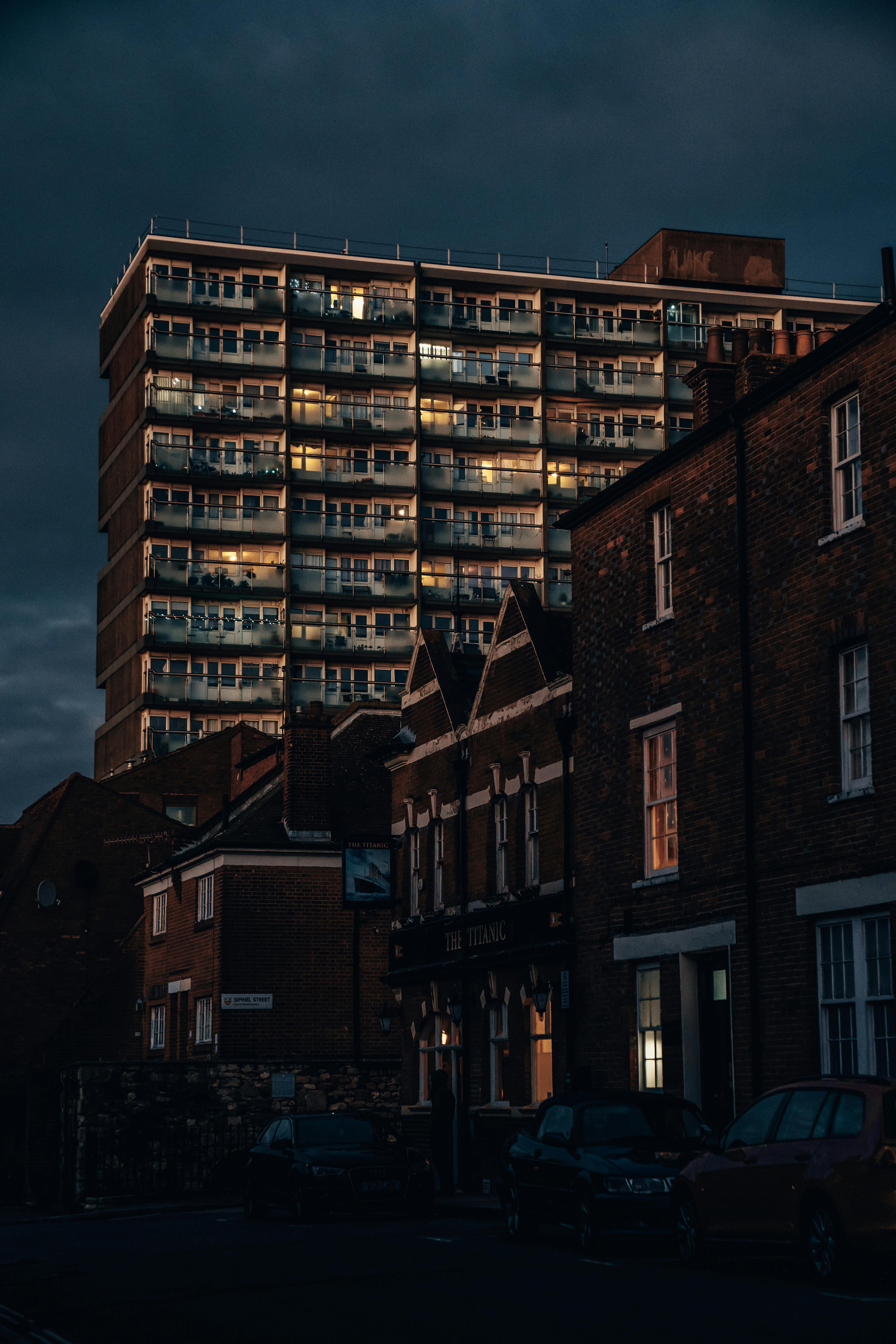 House Building at Night · Free Stock Photo