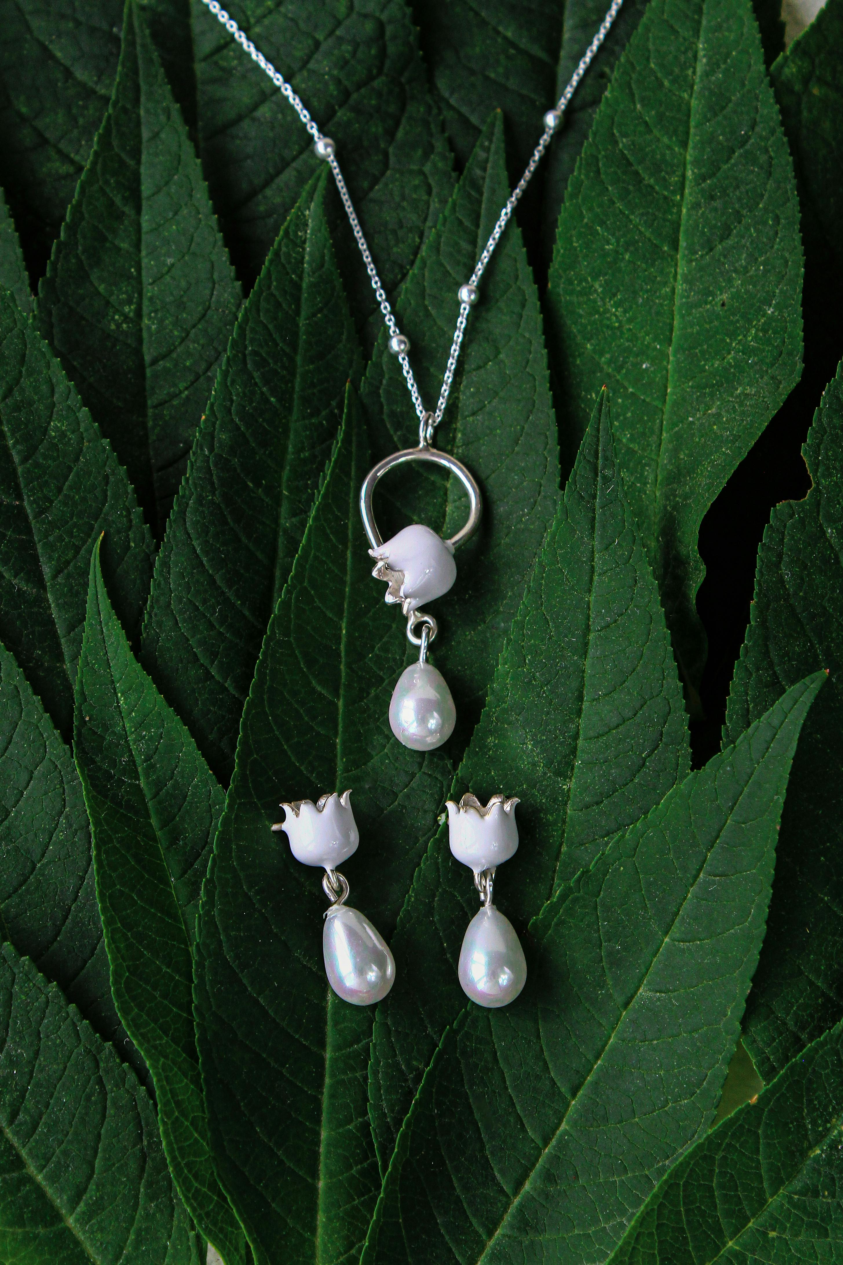 Pearl Necklace on Display · Free Stock Photo