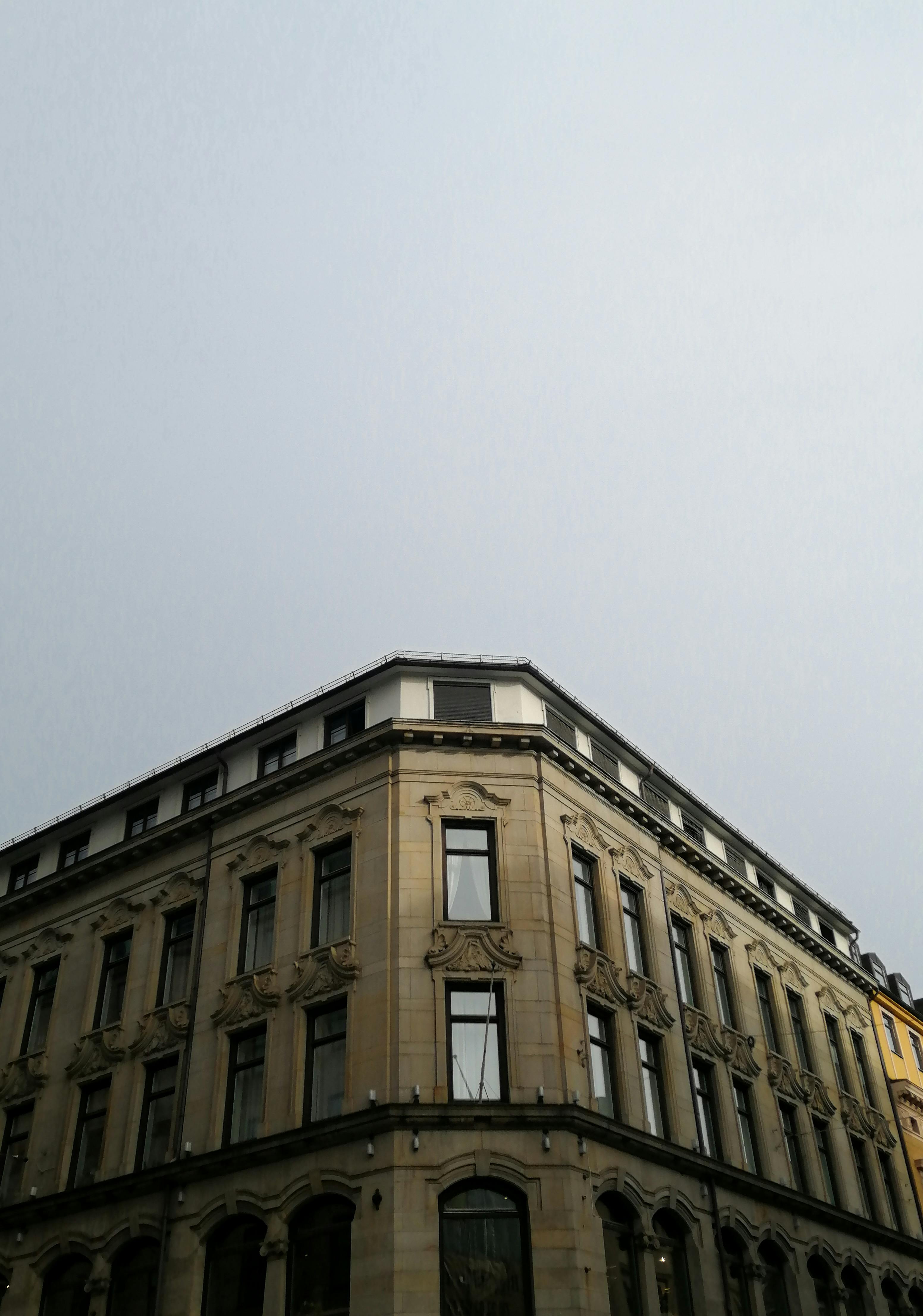 Corner Tenement in City · Free Stock Photo