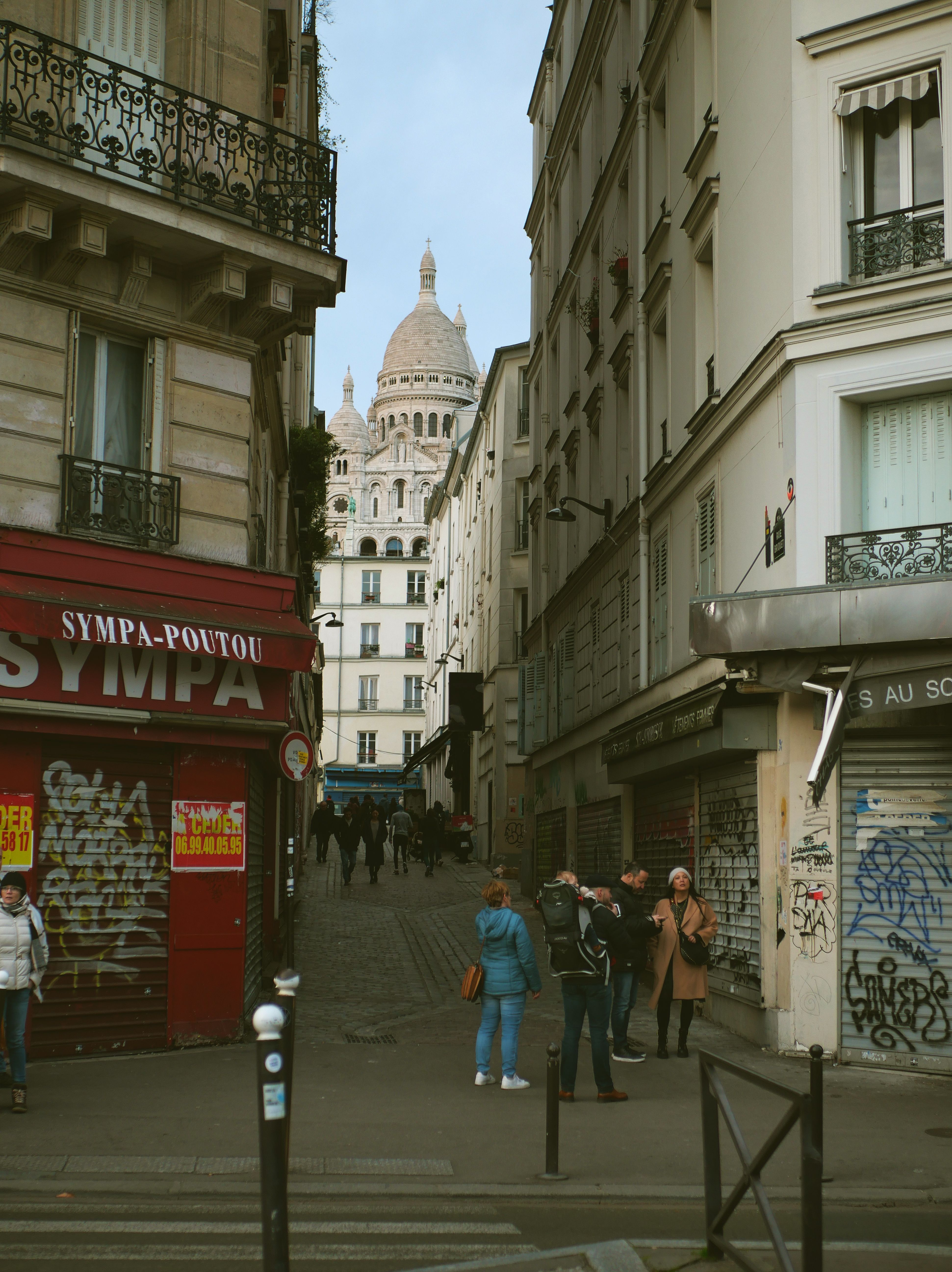 Narrow Alley in Paris · Free Stock Photo
