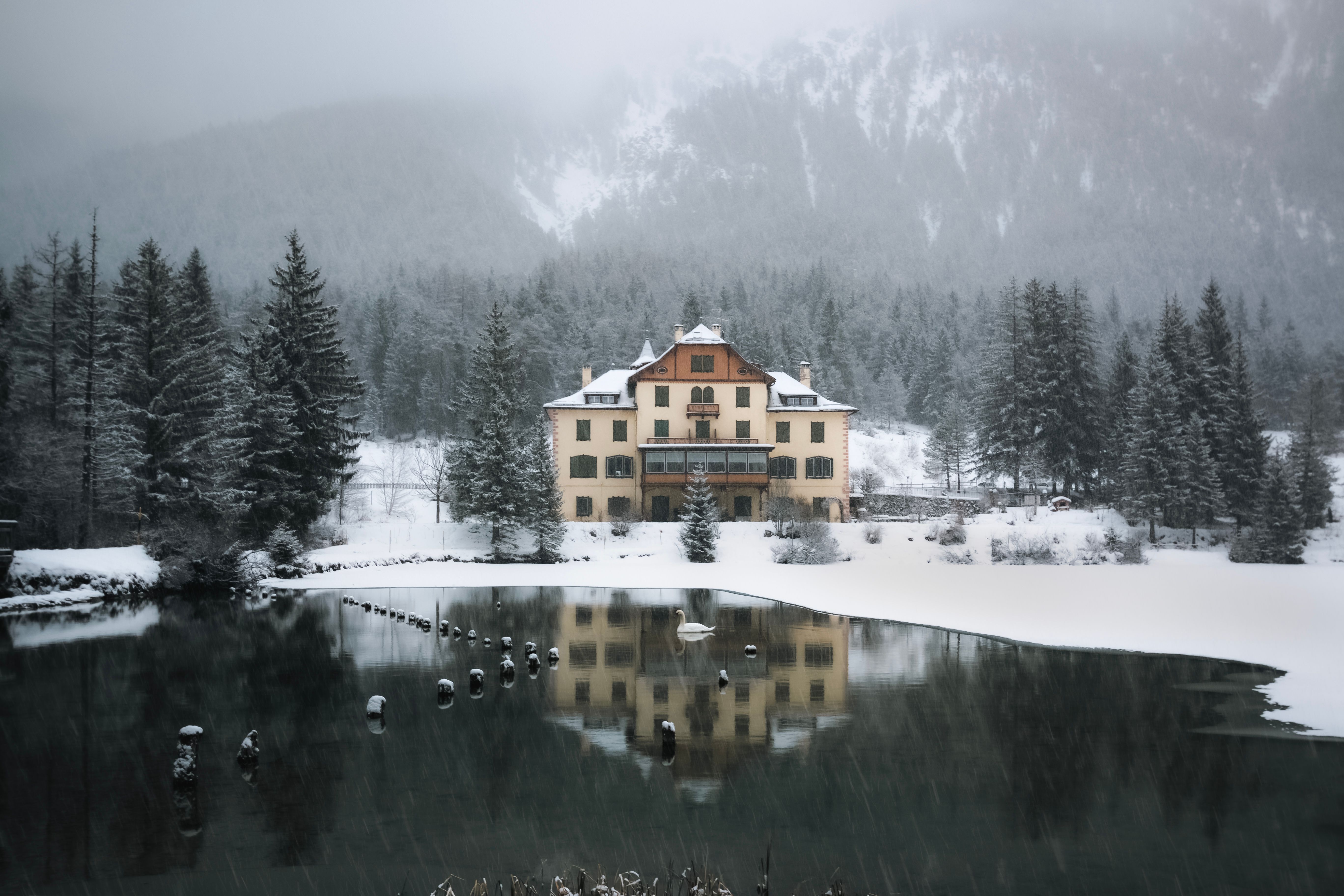 Toblacher See Lake and the Baur am See Hotel in Winter · Free Stock Photo