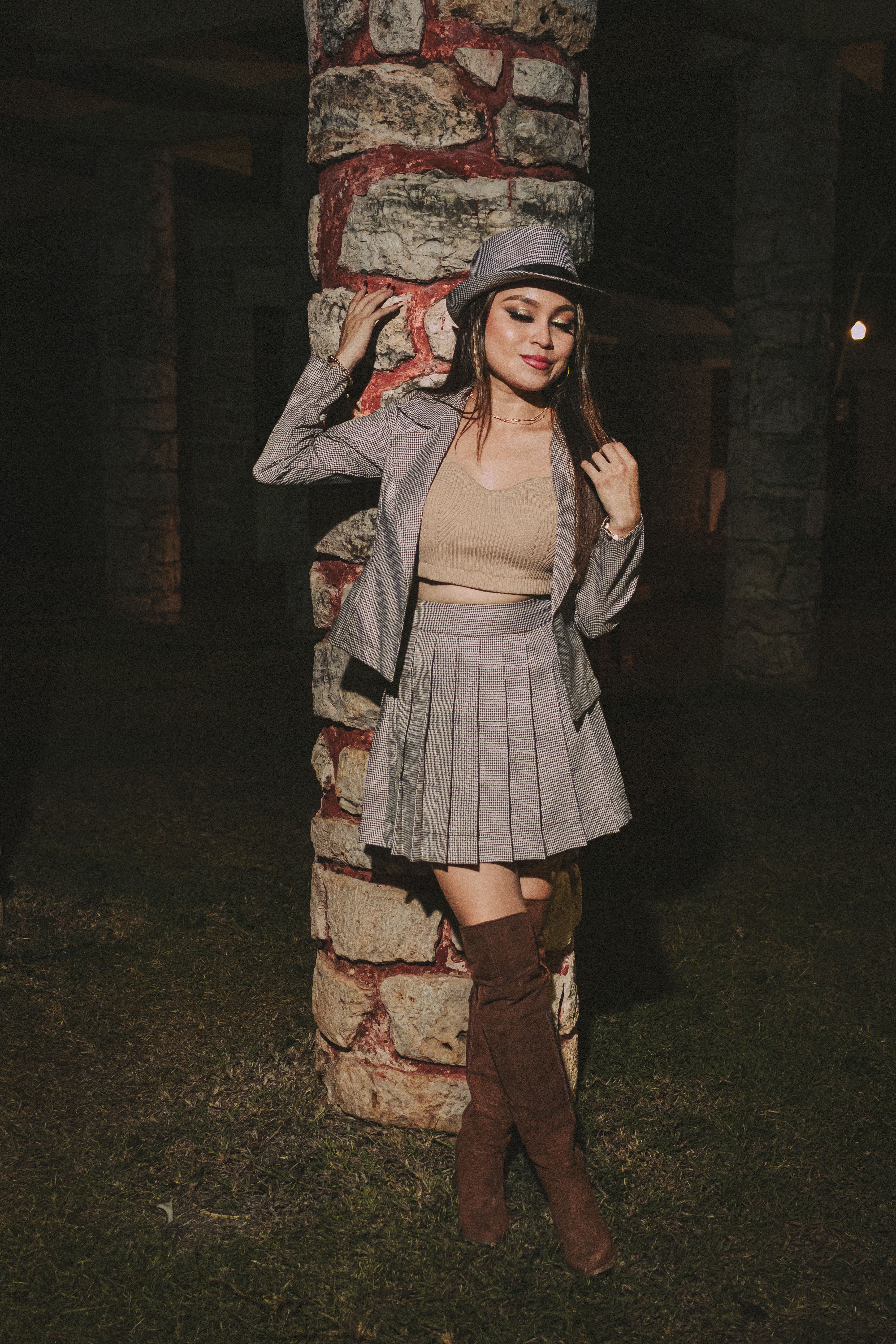 Model Posing by the Column at Dusk · Free Stock Photo