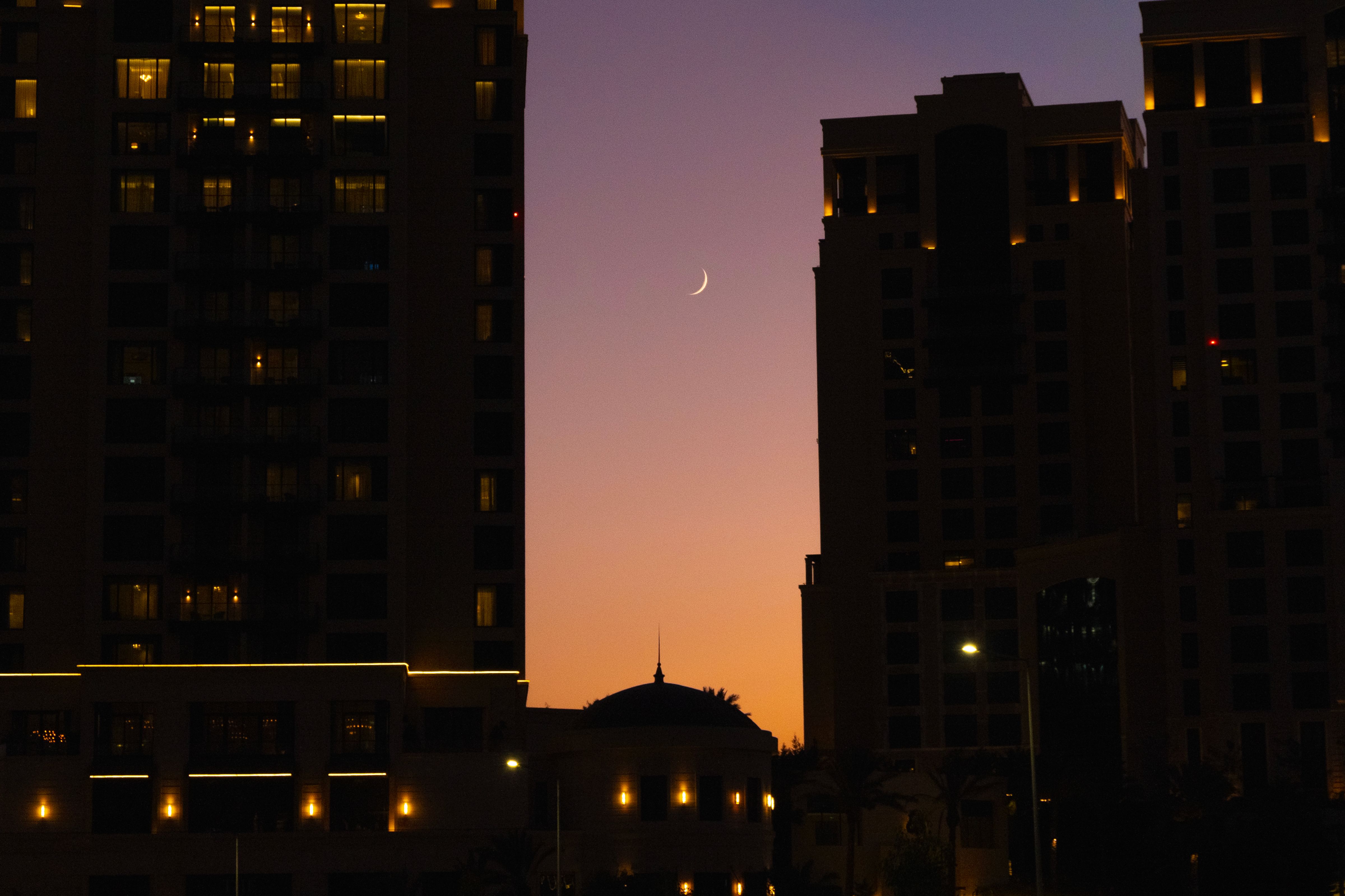 Crescent Moon at Dusk over City · Free Stock Photo