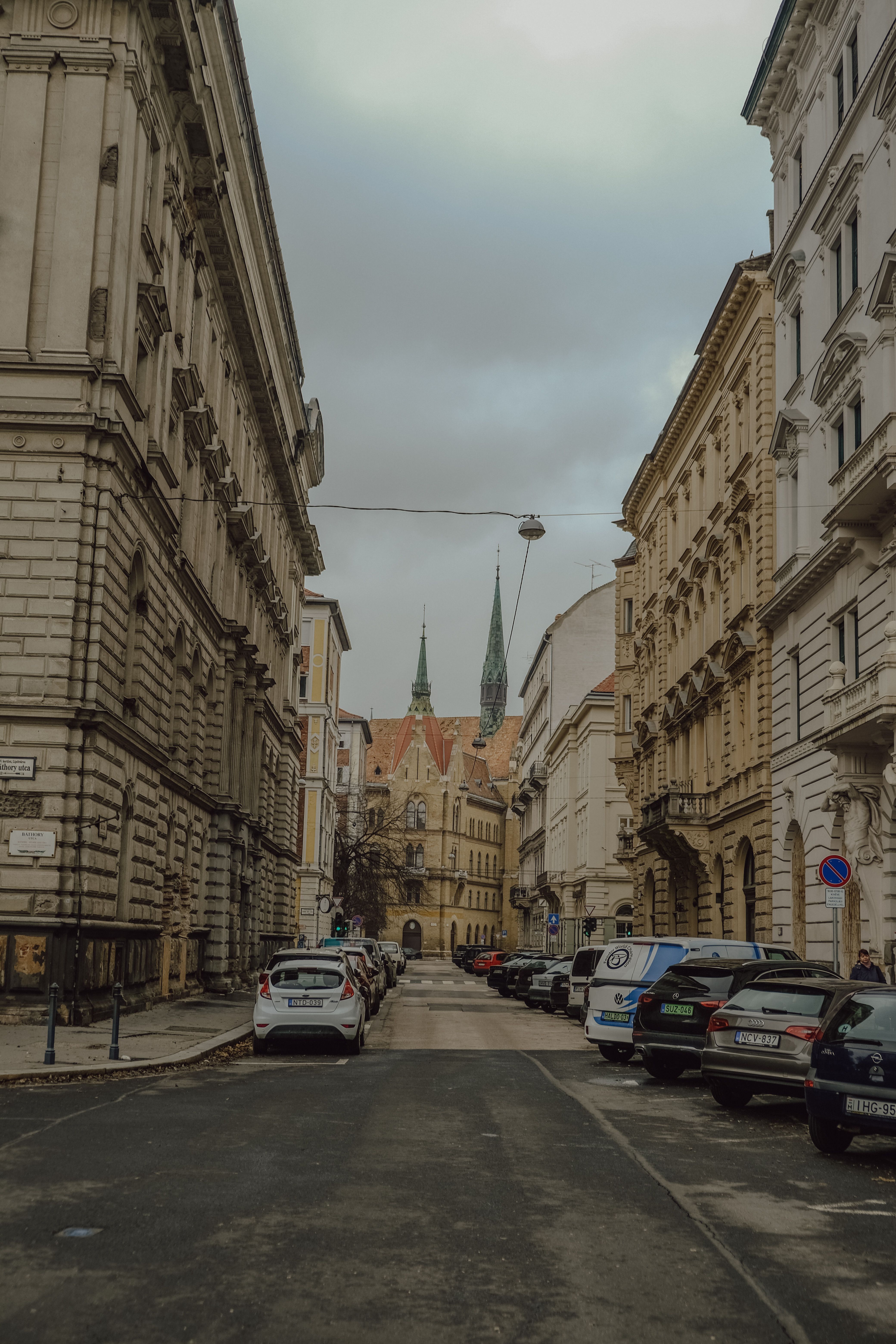 A street with cars parked in front of buildings · Free Stock Photo