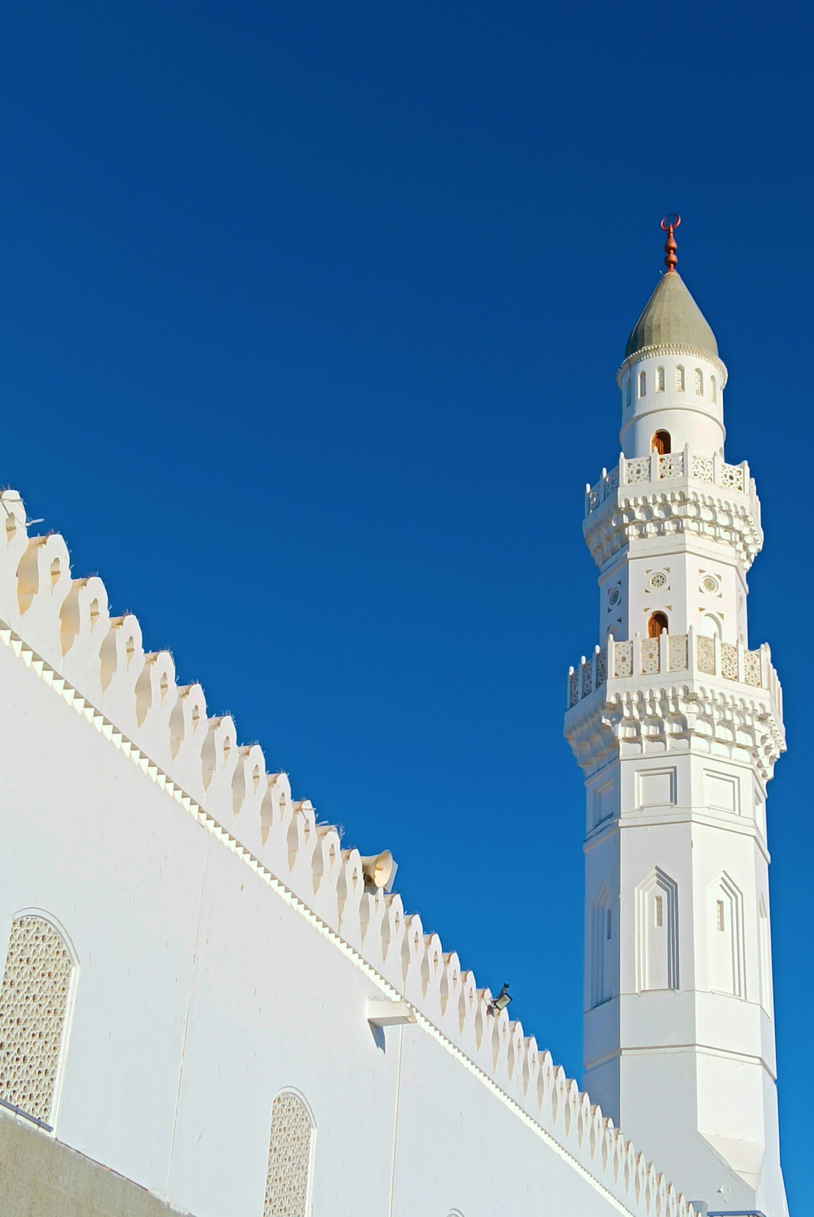 White Minaret of Al-Kuba Mosque in Saudi Arabia · Free Stock Photo