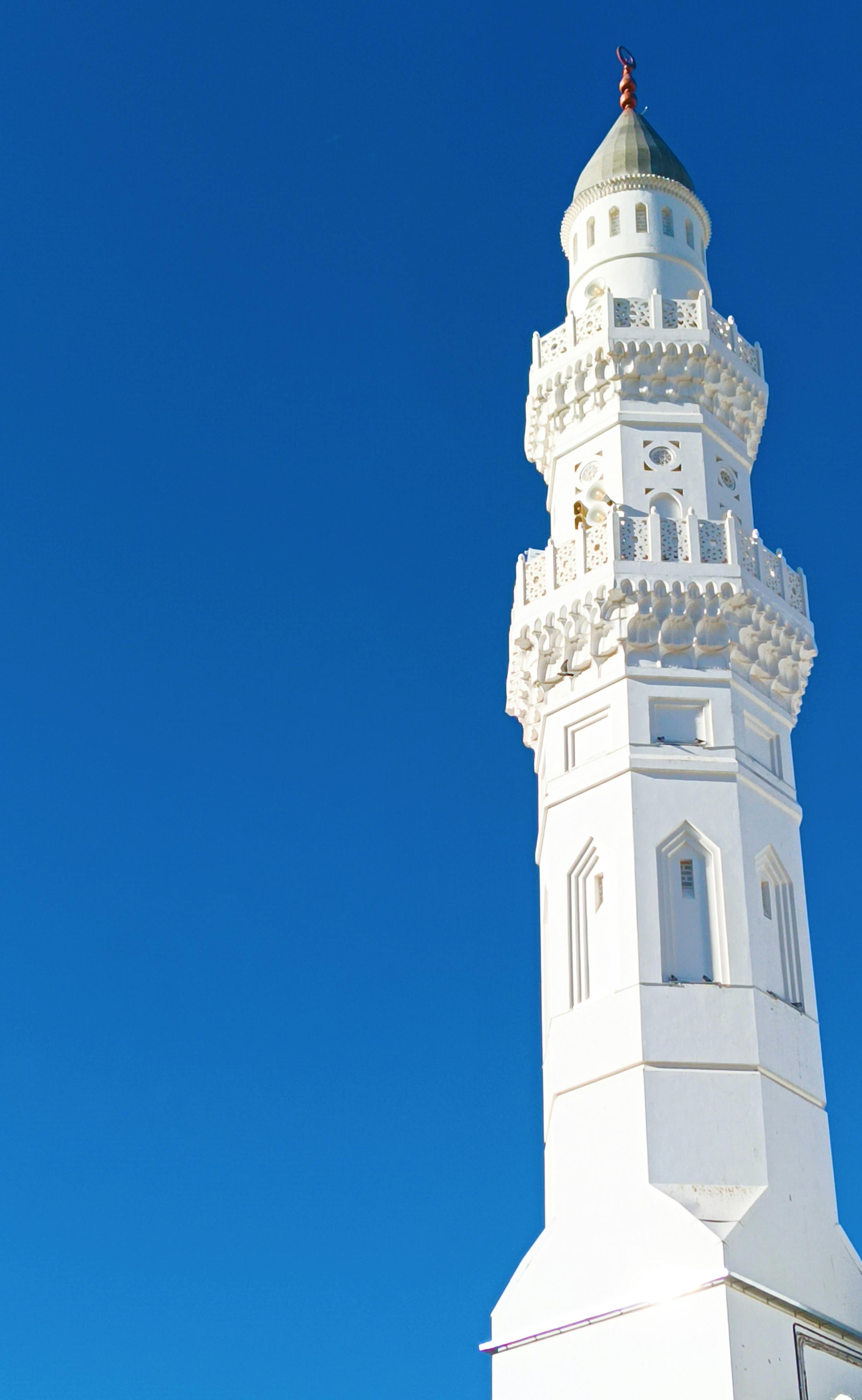 White Minaret of Al-qiblatayn Mosque in Medina · Free Stock Photo