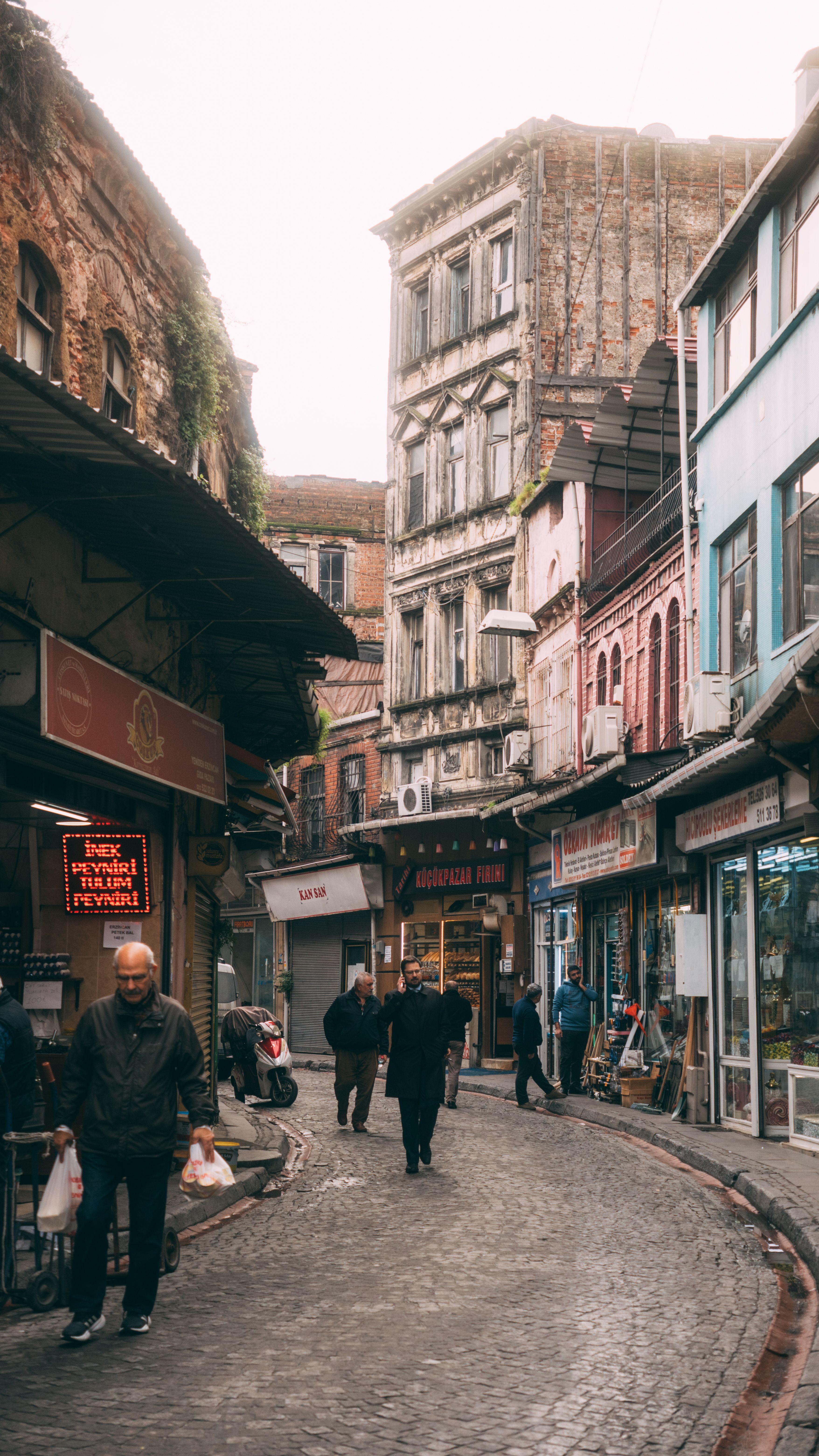 Charming Street Scene in Historic Bursa, Türkiye · Free Stock Photo