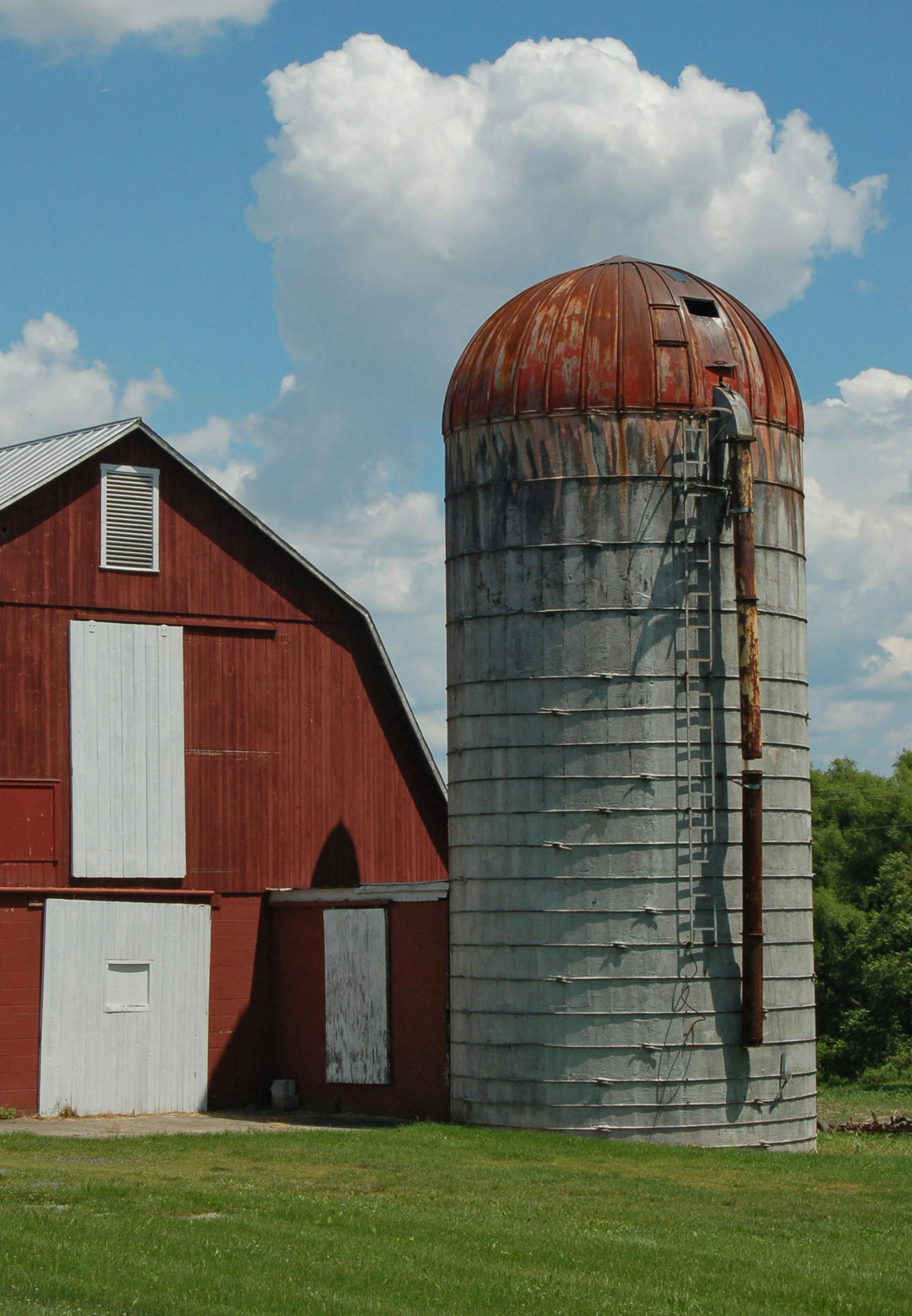 Barn and Silo on Farm · Free Stock Photo