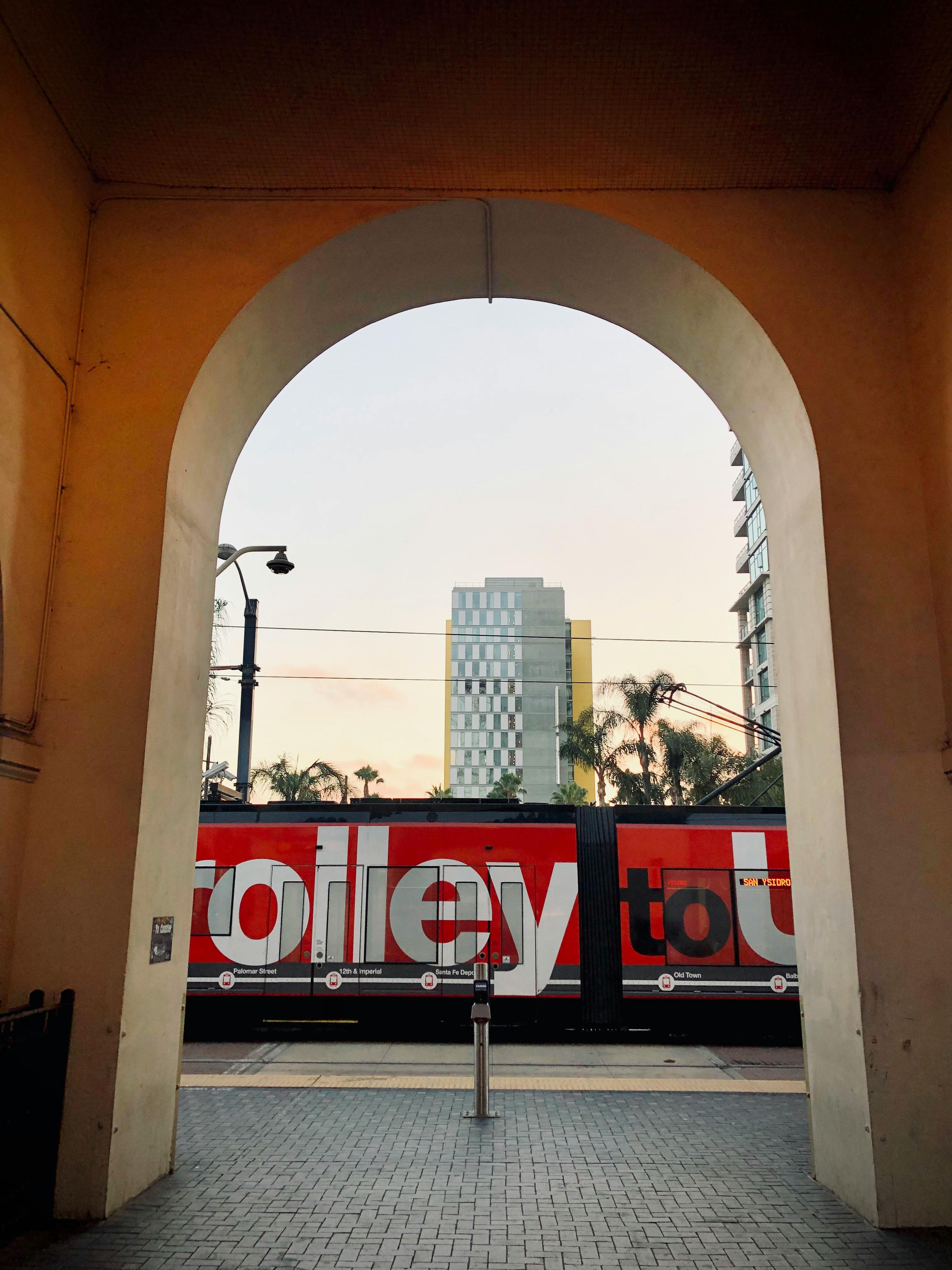 Train behind Arch · Free Stock Photo