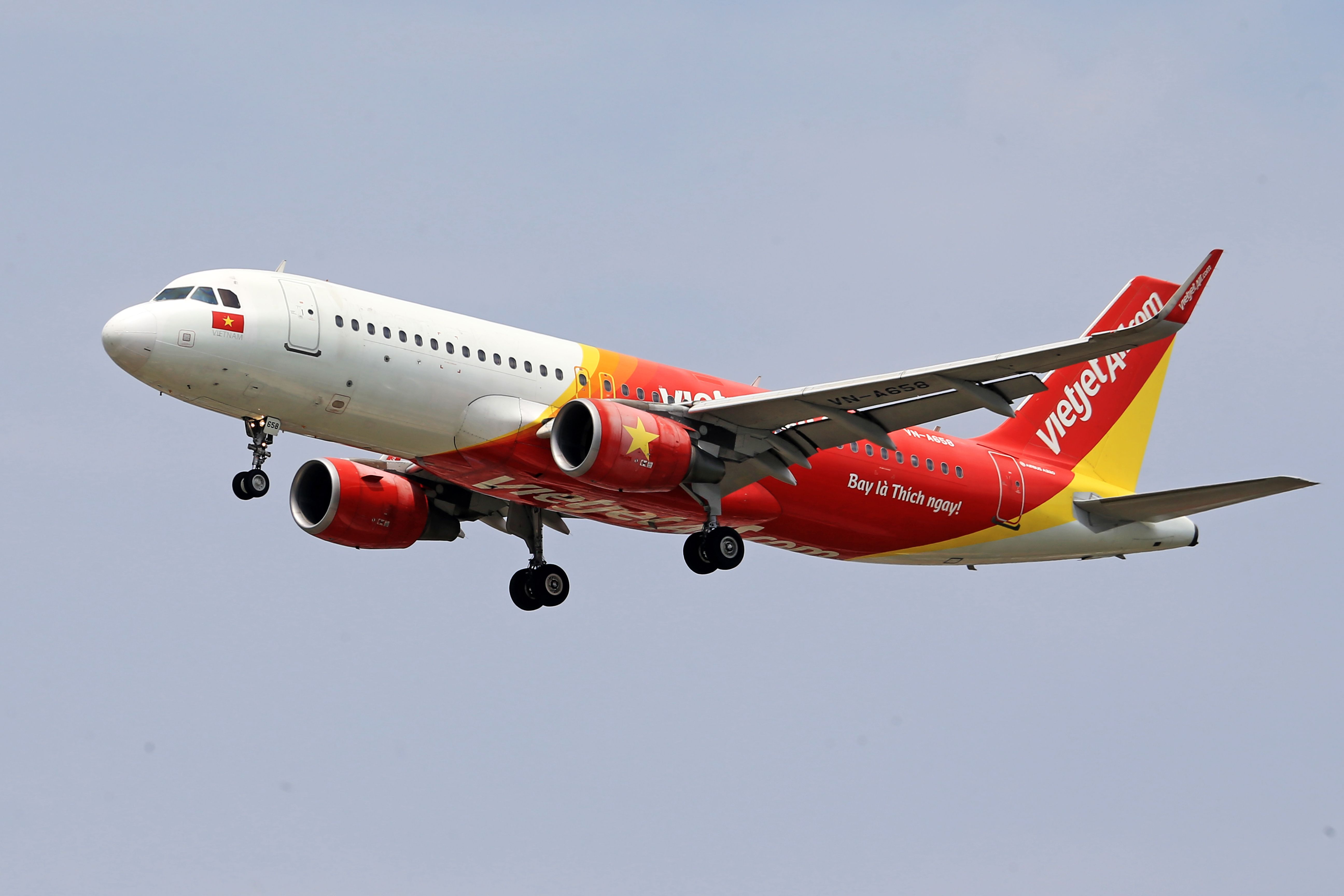 VietJet Air Airplane Flying · Free Stock Photo