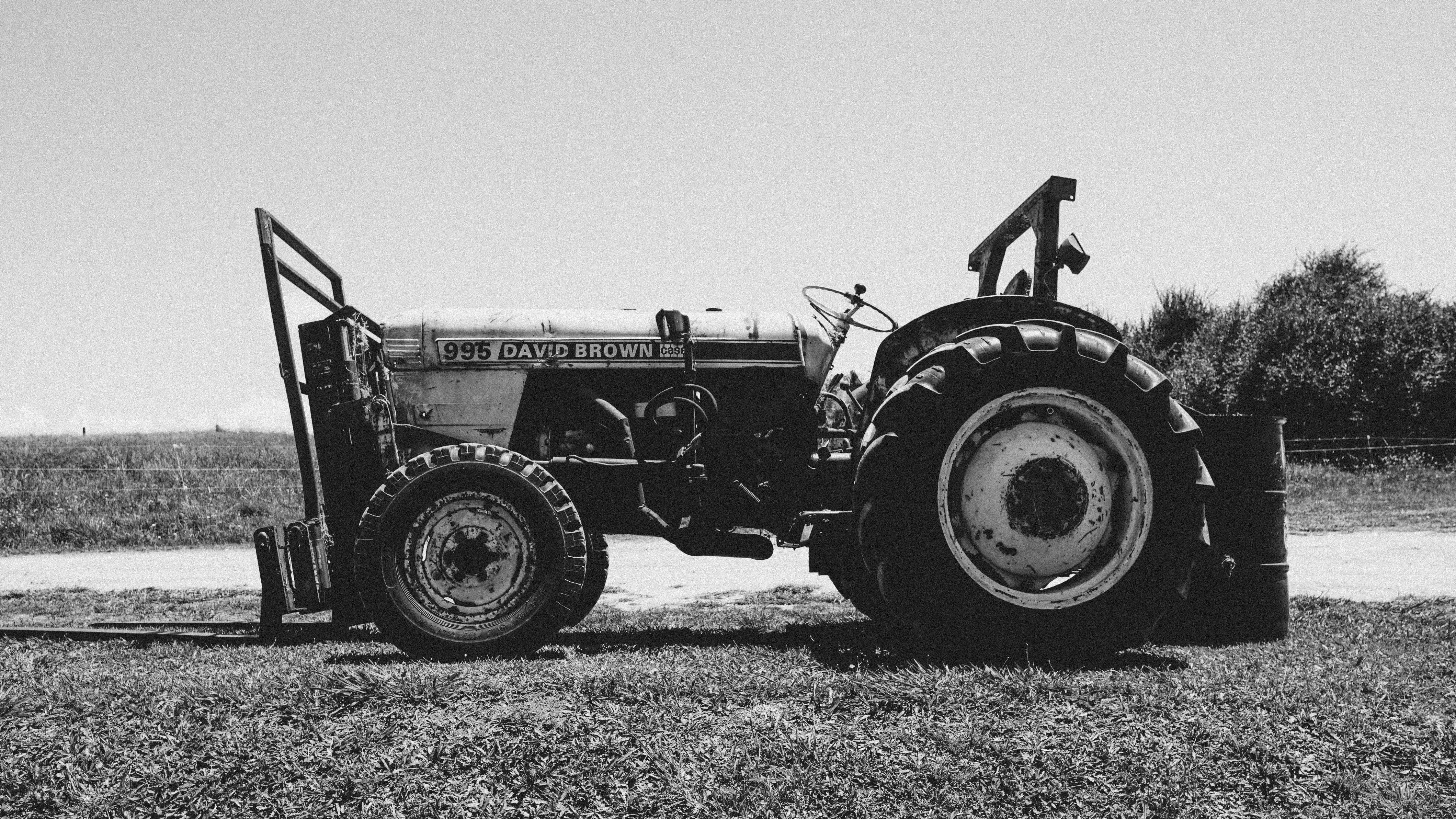 Tractor in Black and White · Free Stock Photo