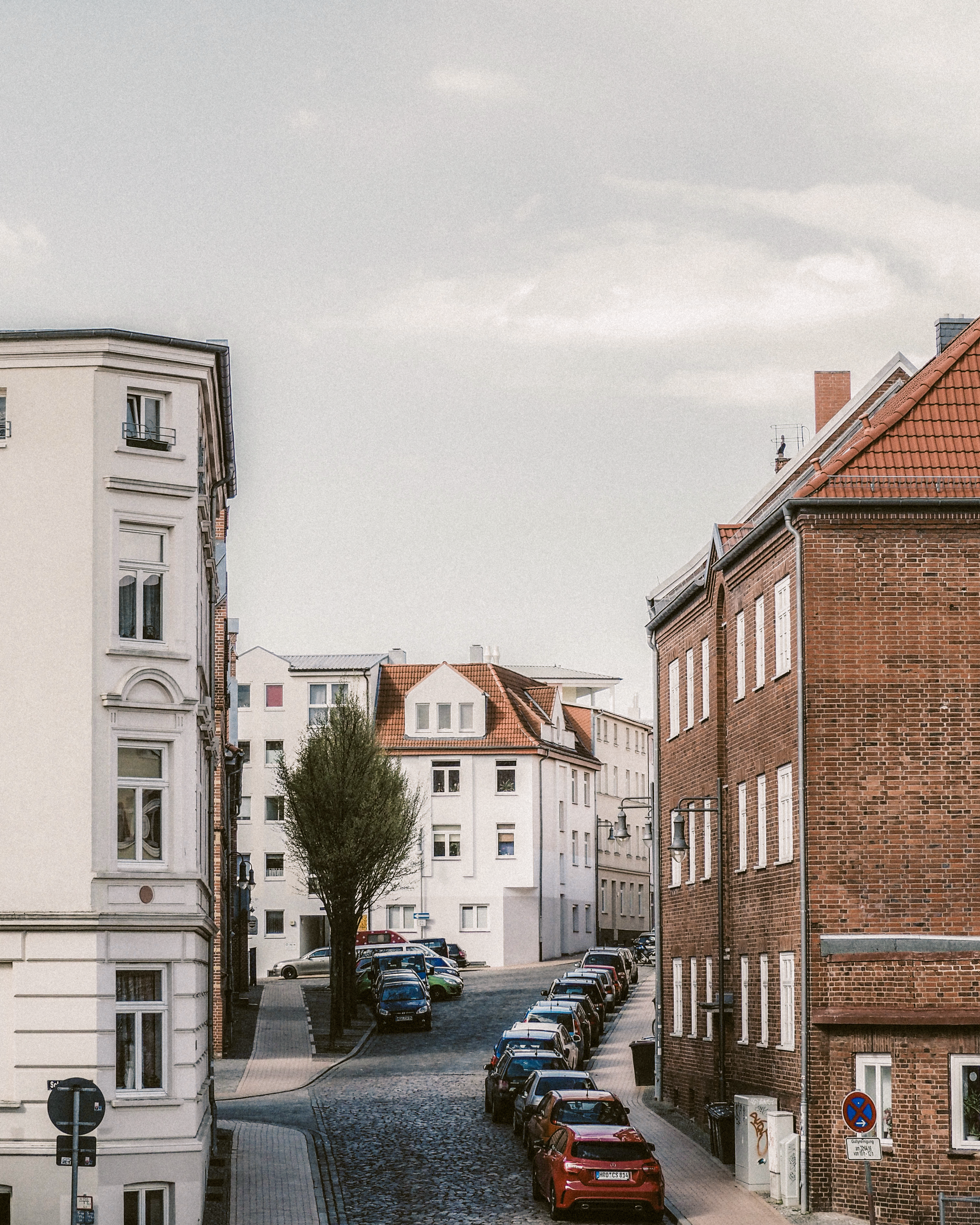 Cars Parked Near Building · Free Stock Photo