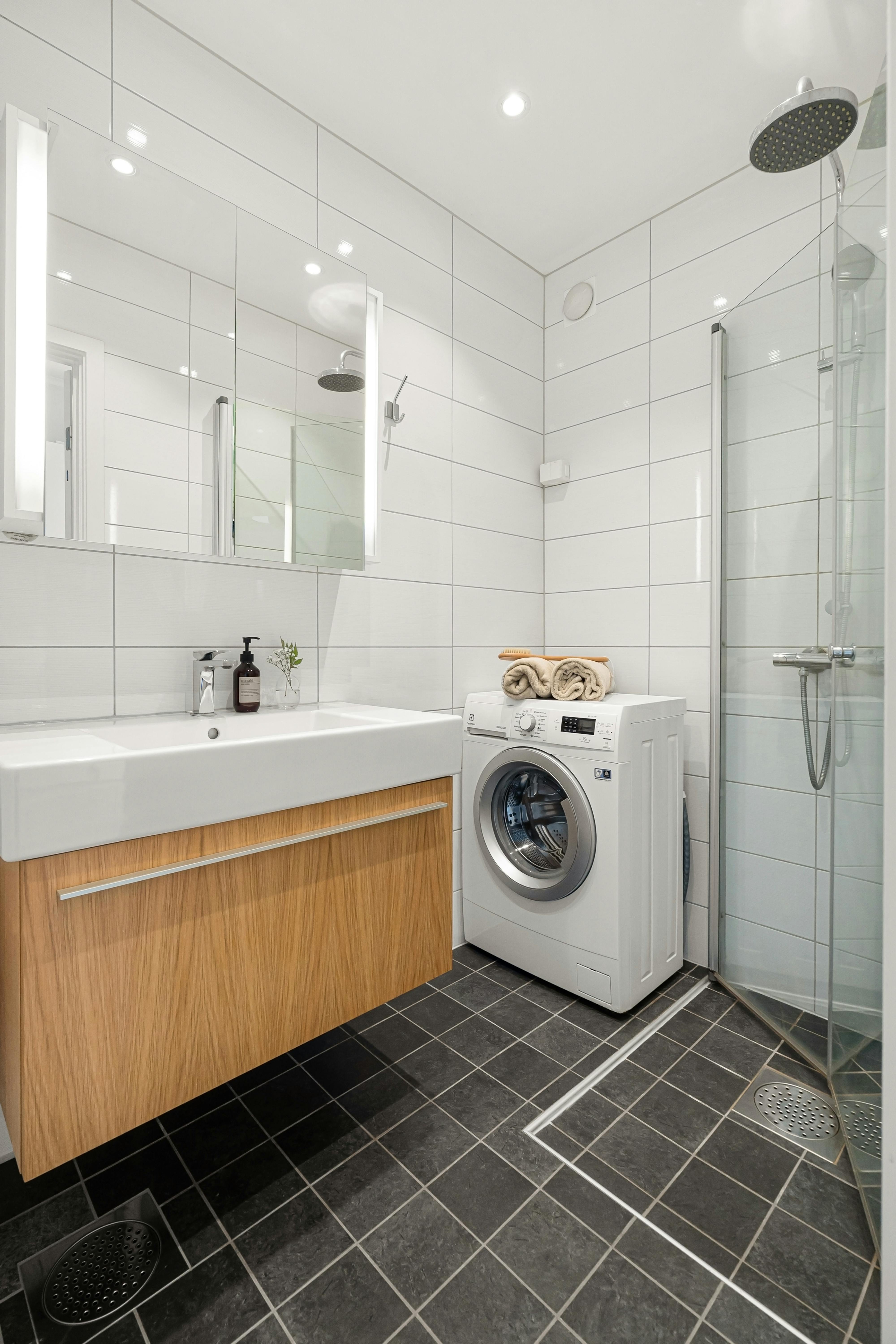 Modern Bathroom with Washing Machine · Free Stock Photo