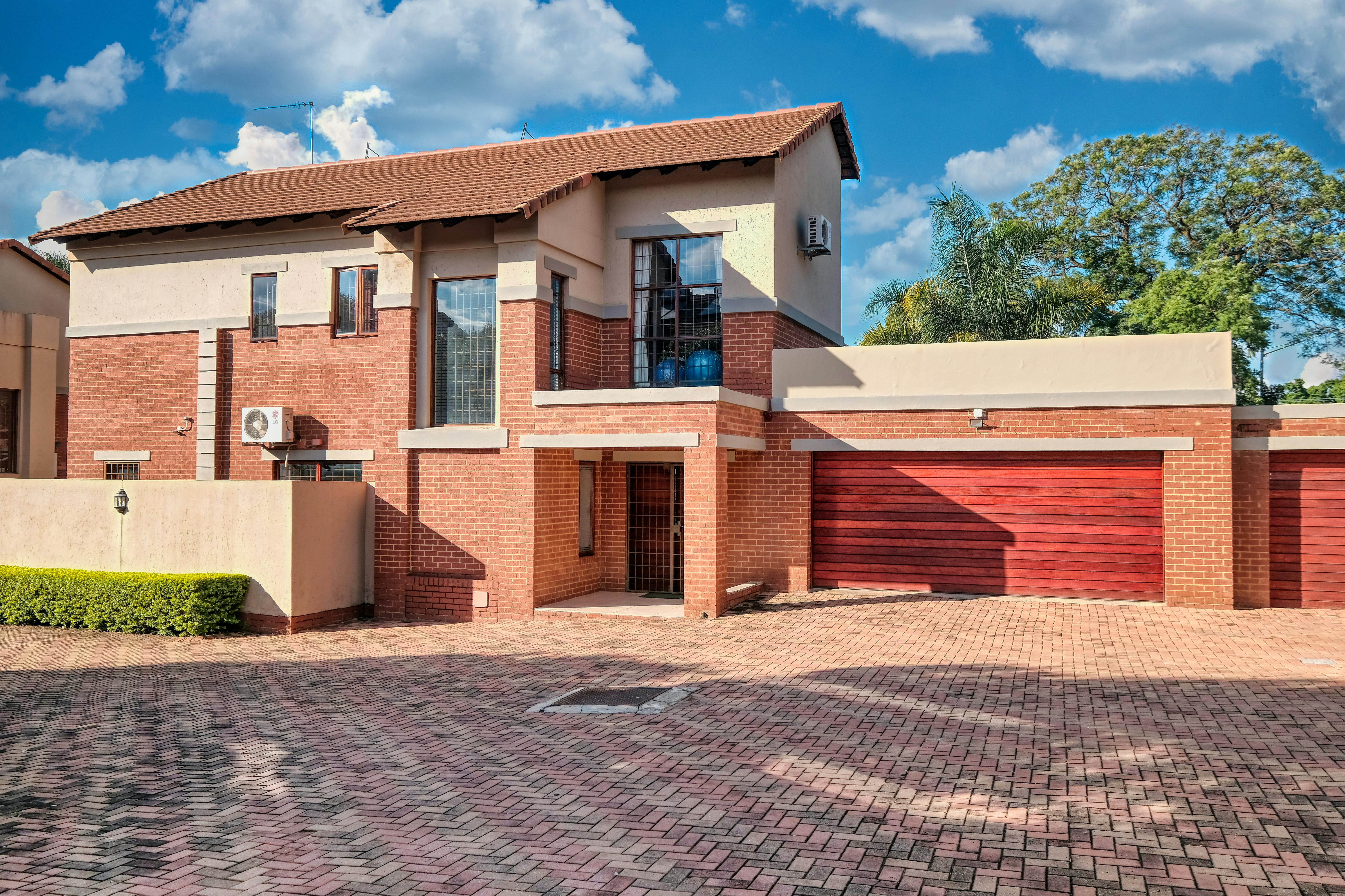 House with Garage · Free Stock Photo