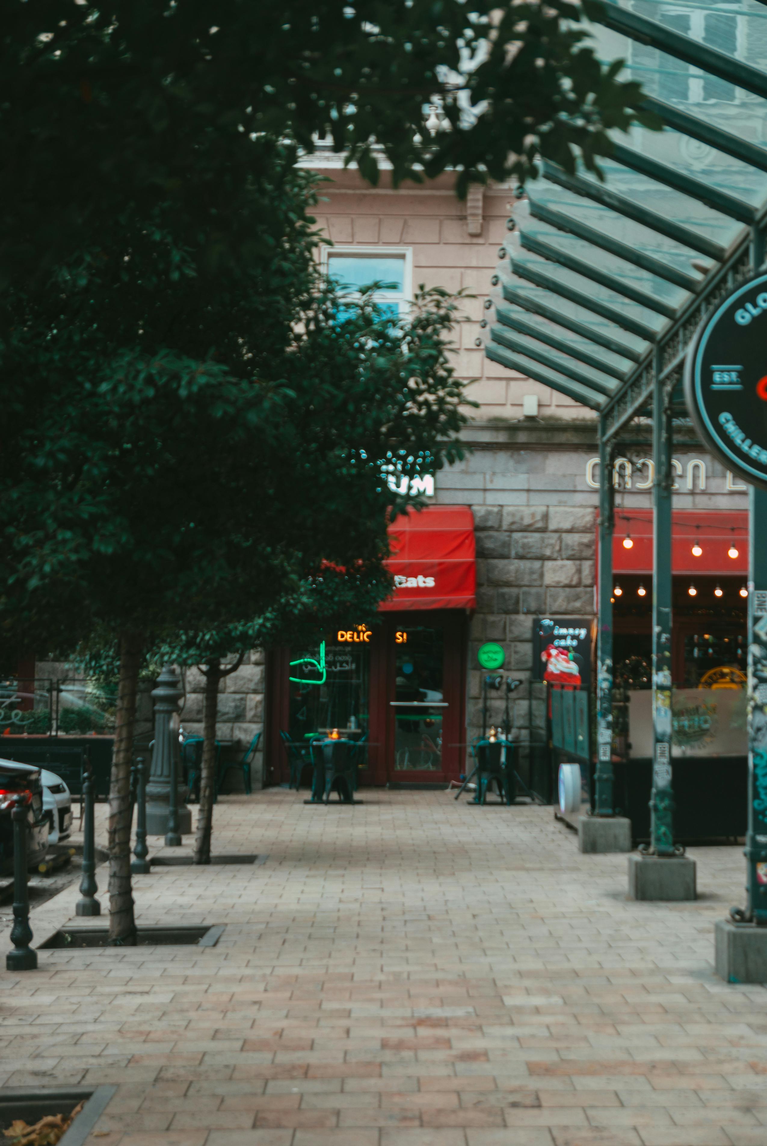 Walkway Leading to Restaurant · Free Stock Photo