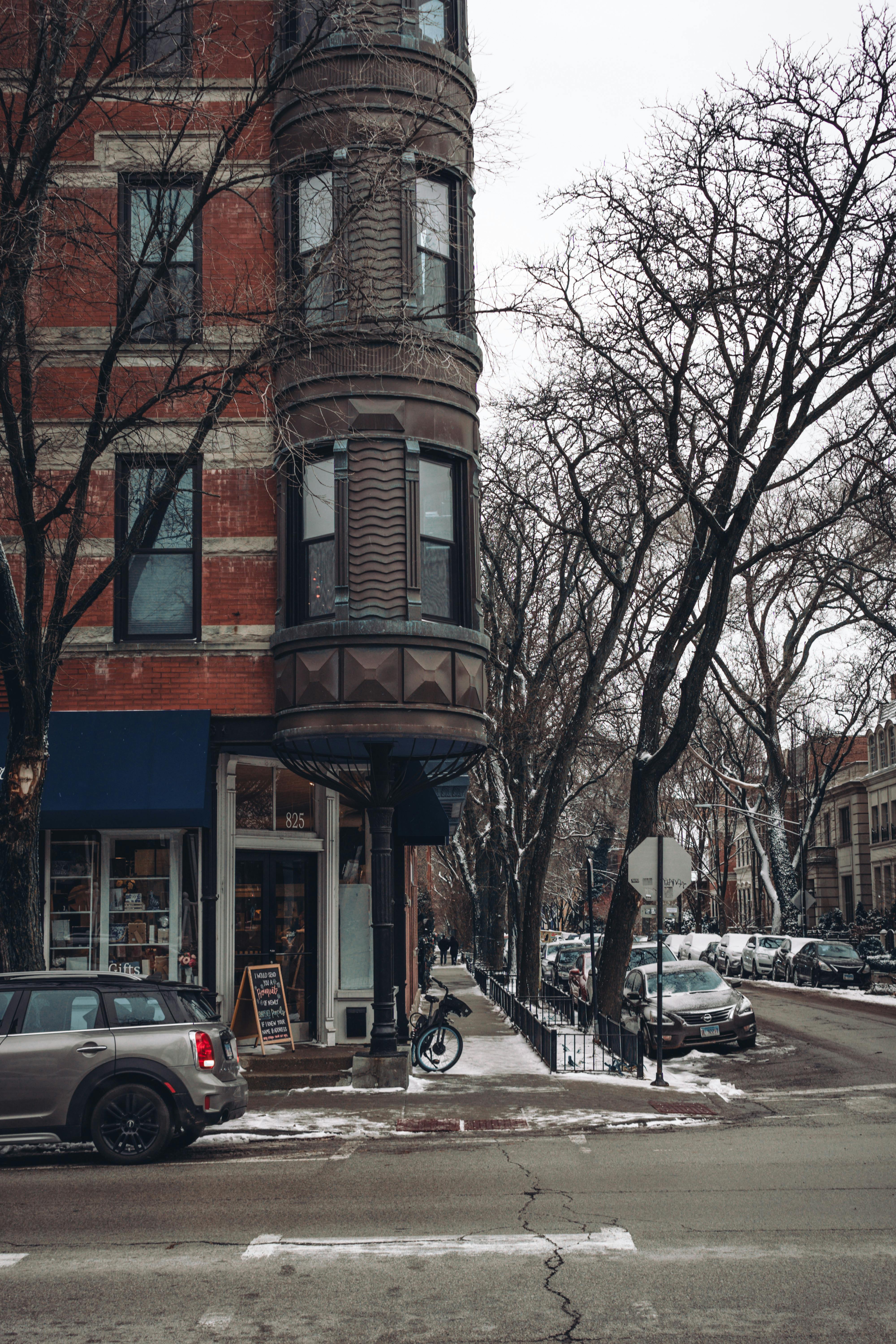 Building on Street Corner in City in Winter · Free Stock Photo